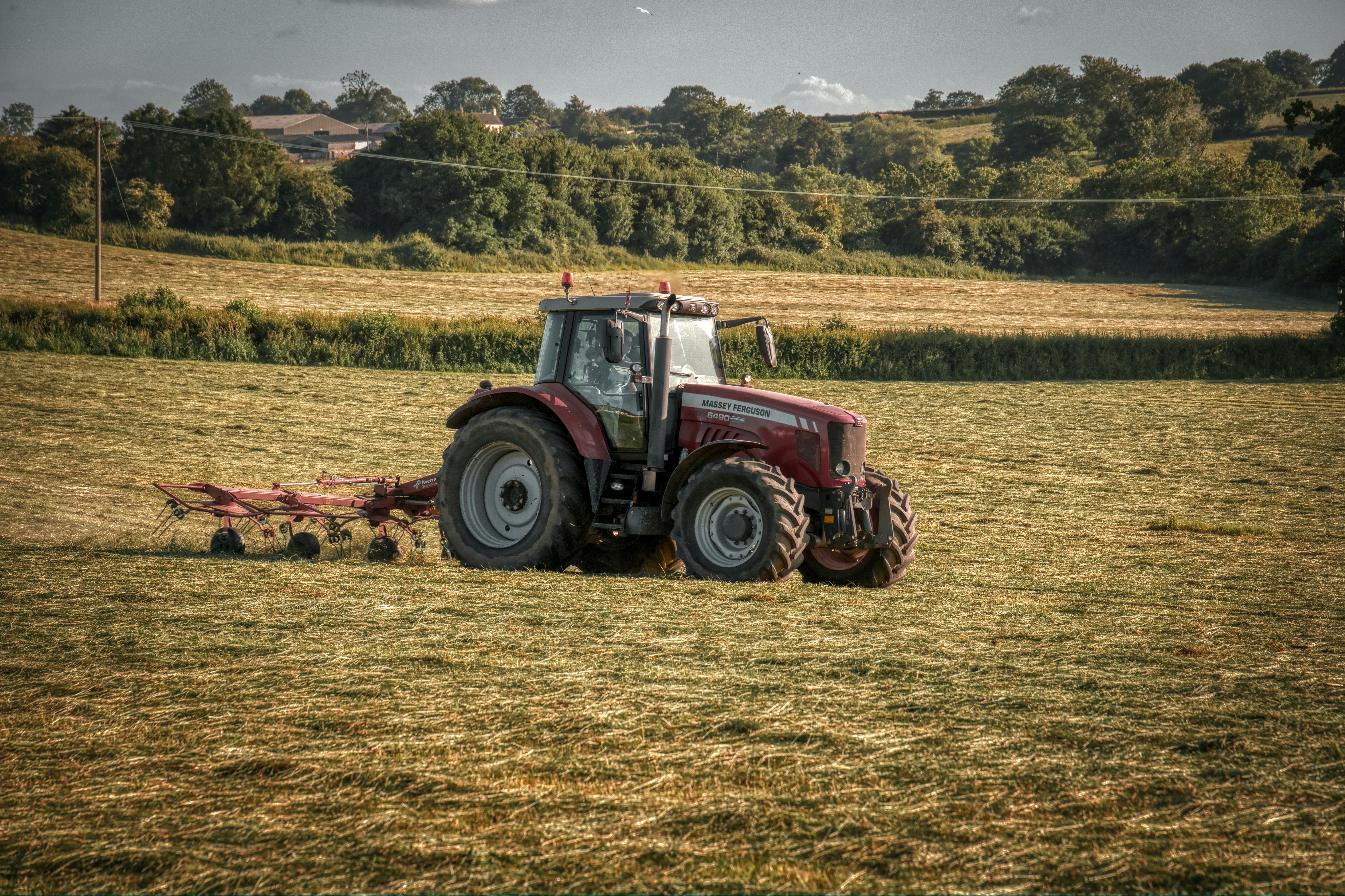 Un tractor en un campo foto – Imagen de Campo de char gratuita en Unsplash