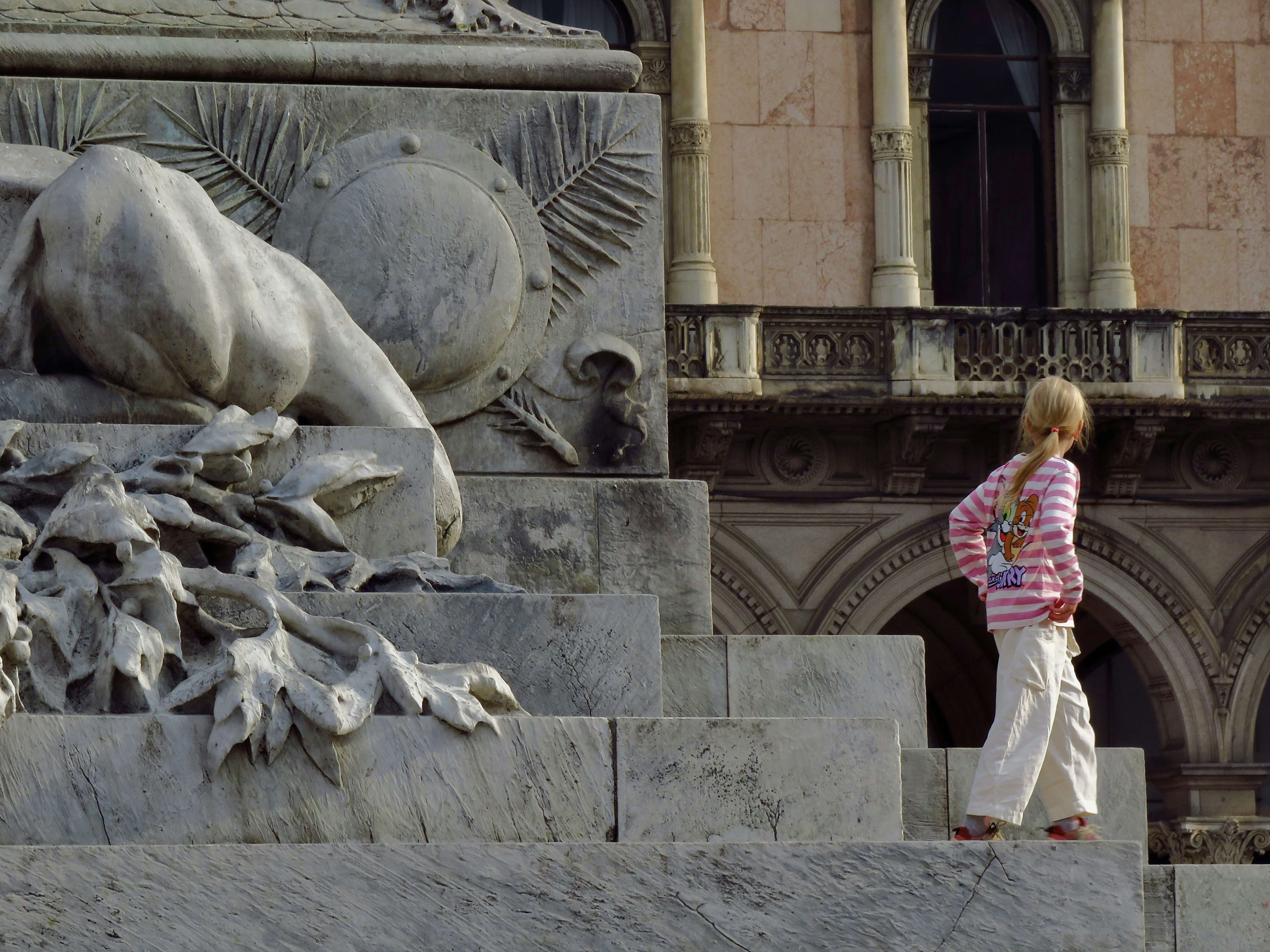 Una persona mirando una estatua foto – Imagen de Milán gratuita en Unsplash