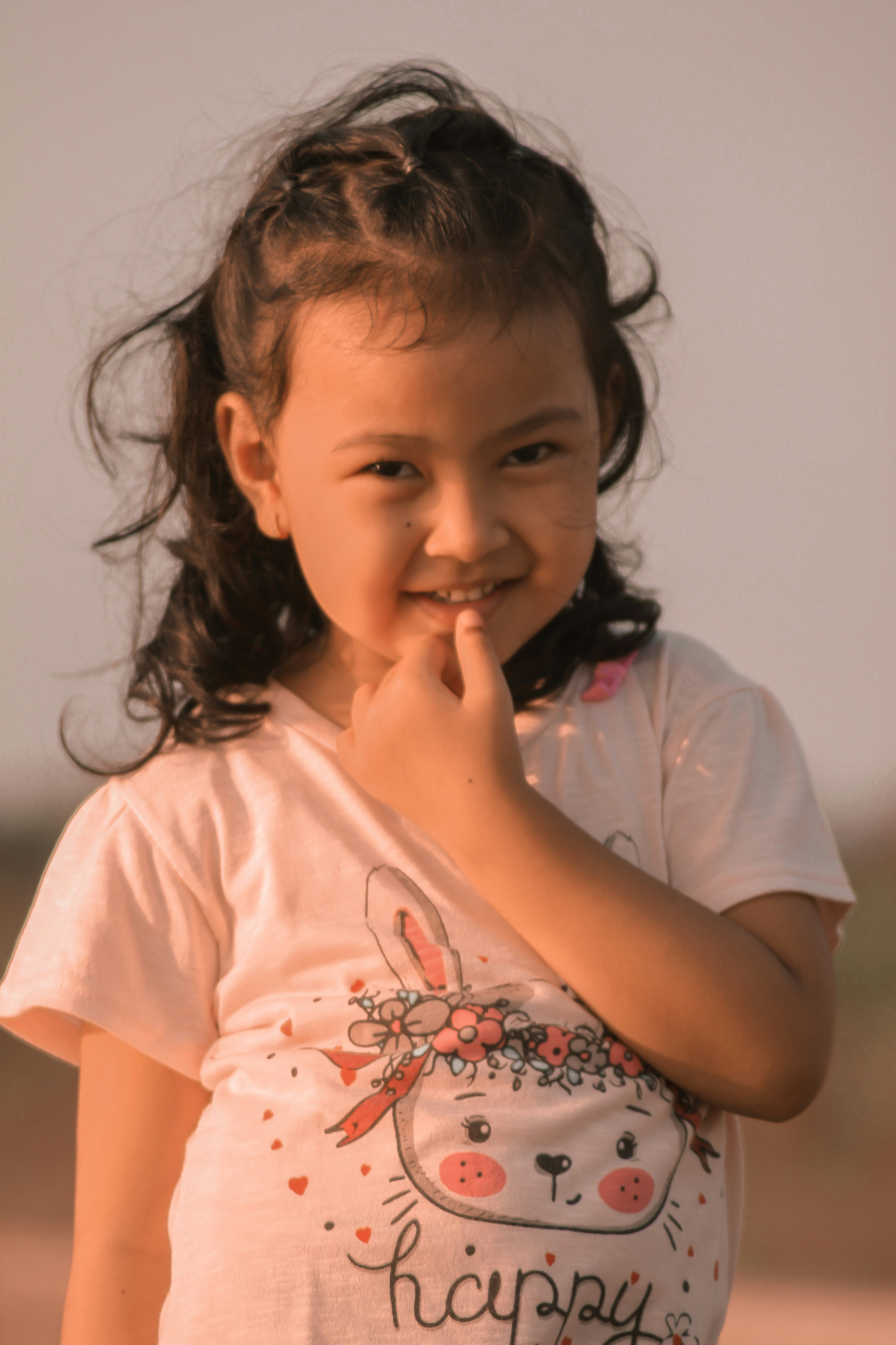 Une fille avec sa main sur le menton photo – Image gratuite de Plage sur Unsplash