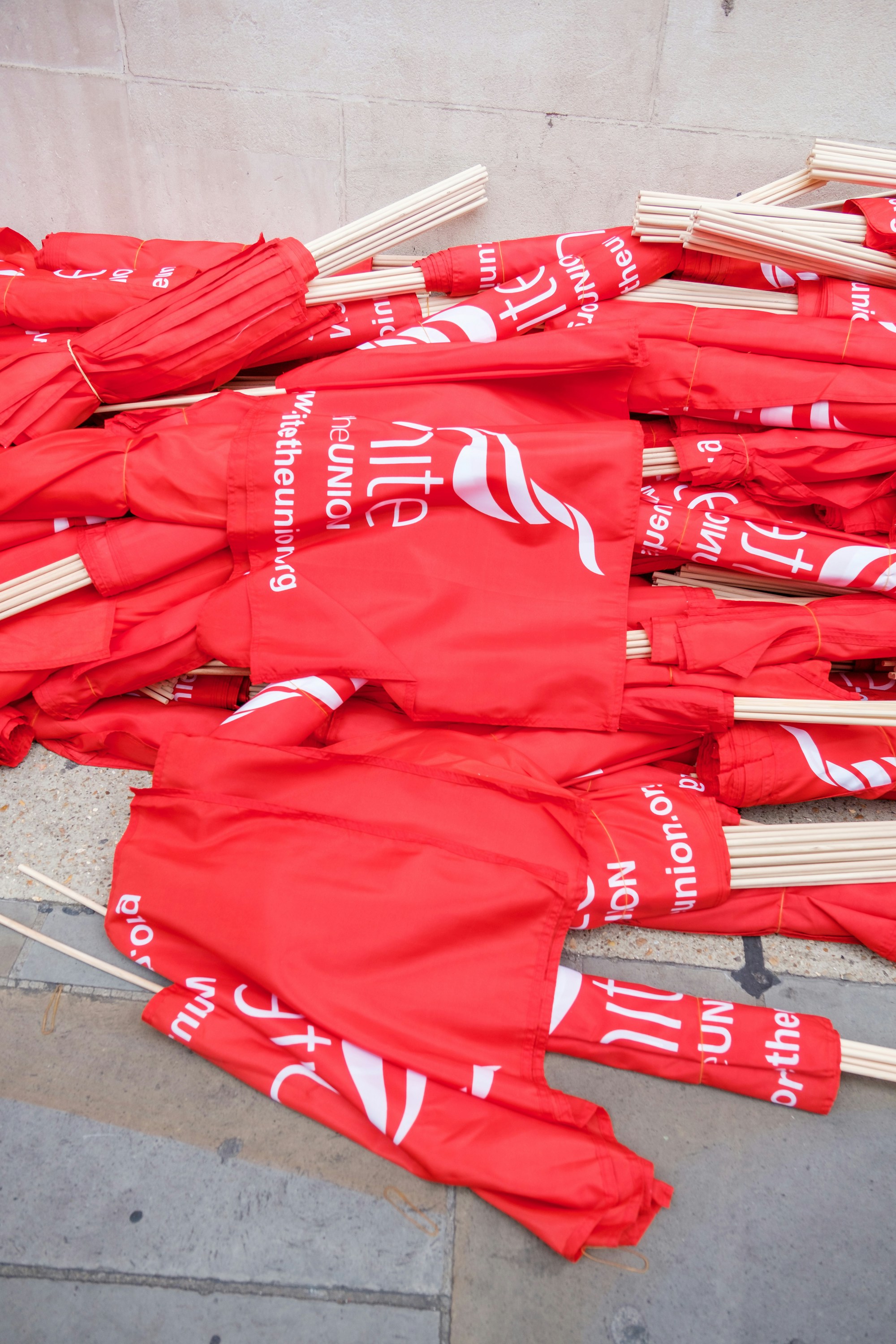 Un groupe de drapeaux rouges et blancs photo – Photo Londres Gratuite ...