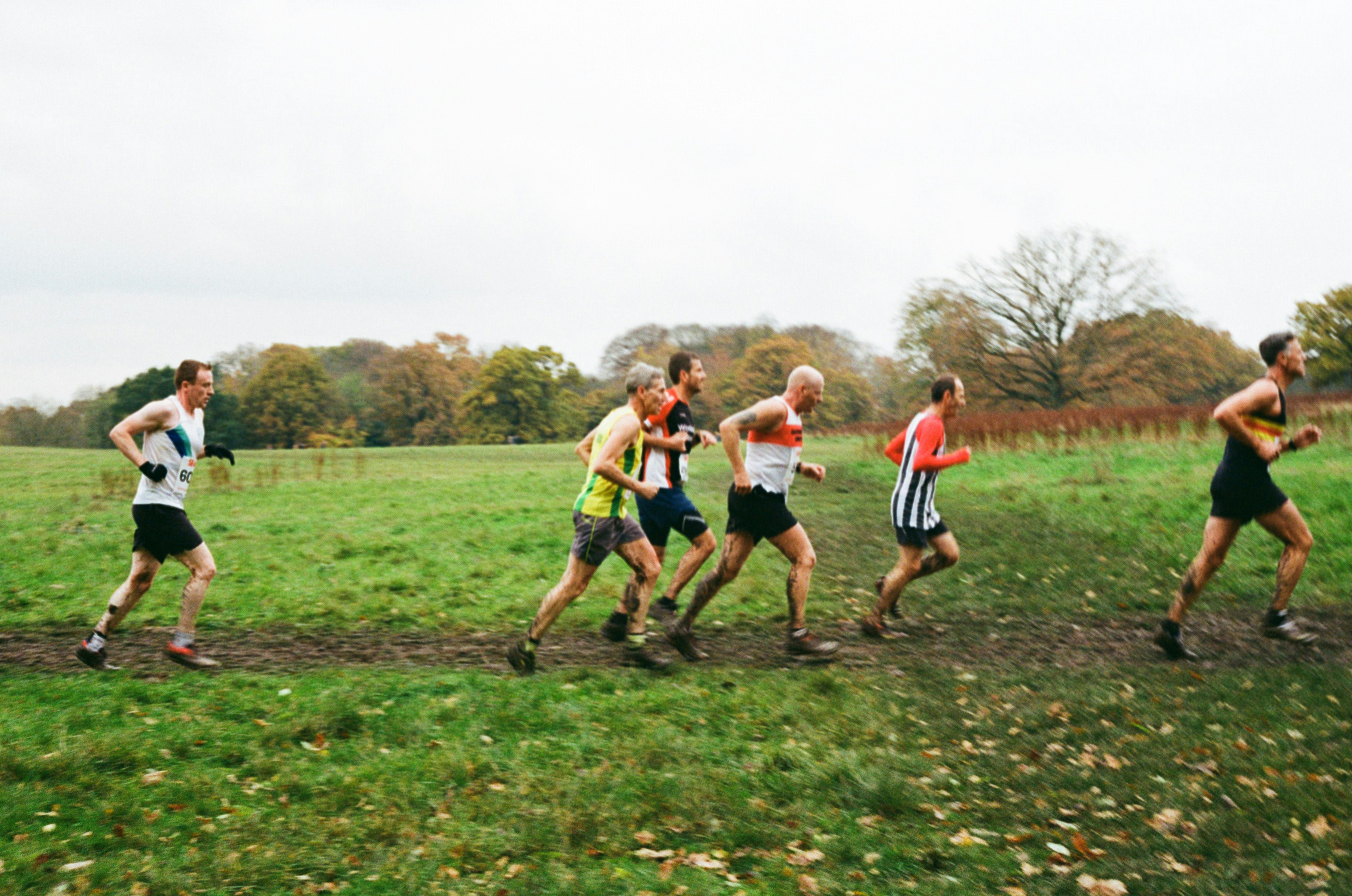 Un groupe d’hommes courant sur un champ photo – Photo La personne ...