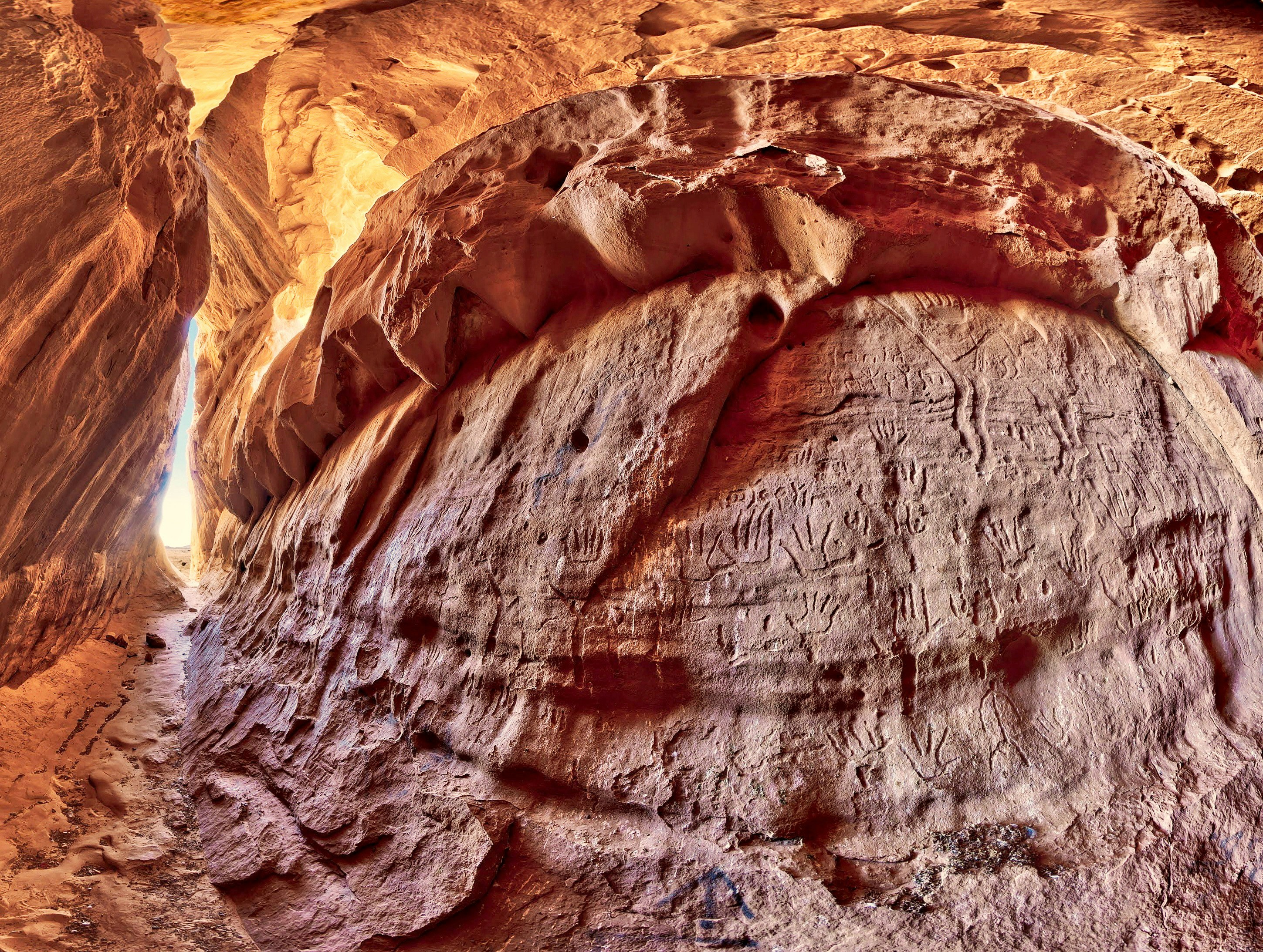 Un gros plan d’un rocher photo – Photo المملكة العربية السعودية ...