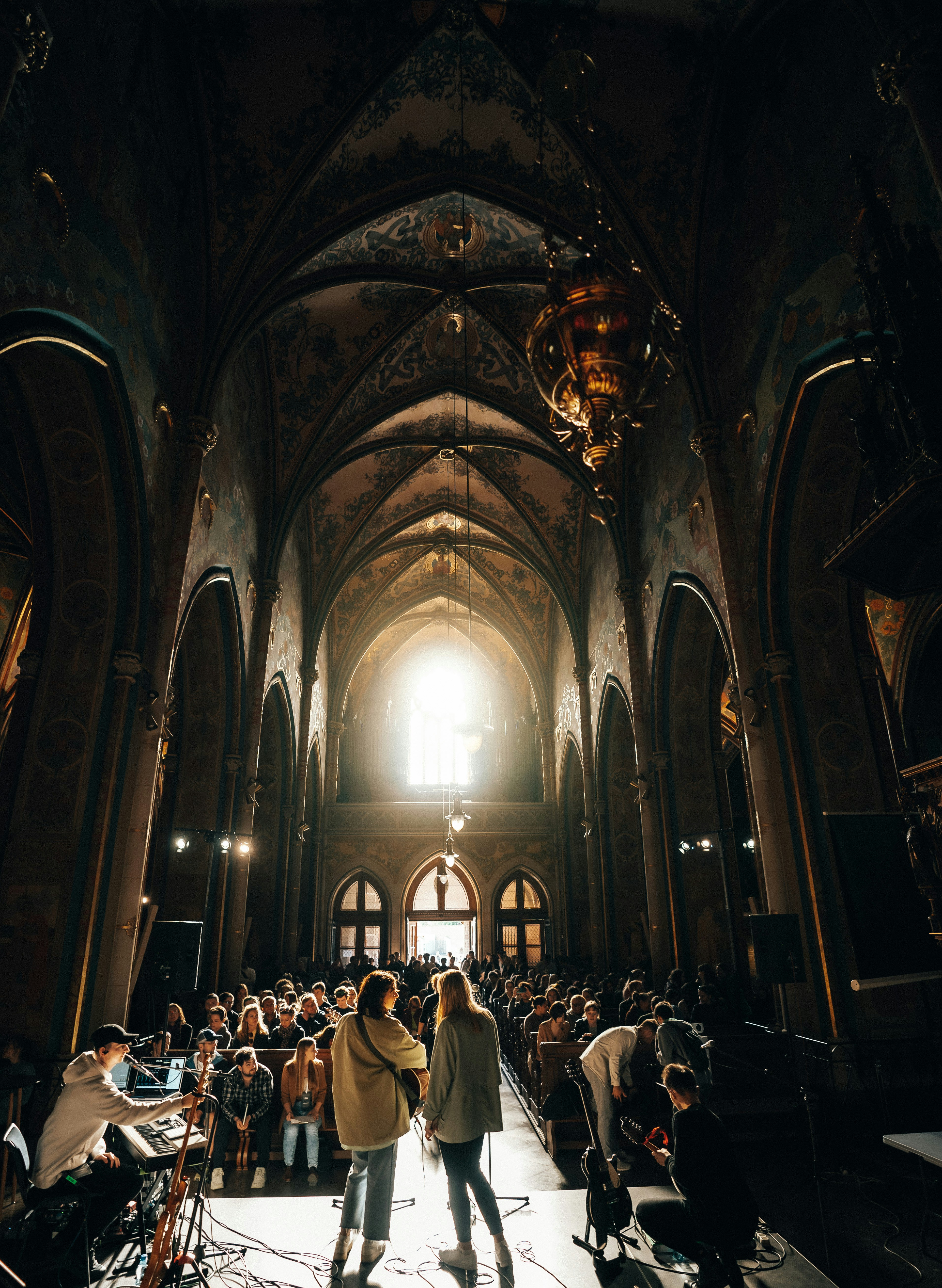 Un groupe de personnes se produisant sur scène devant un bâtiment photo – Photo Église Gratuite ...