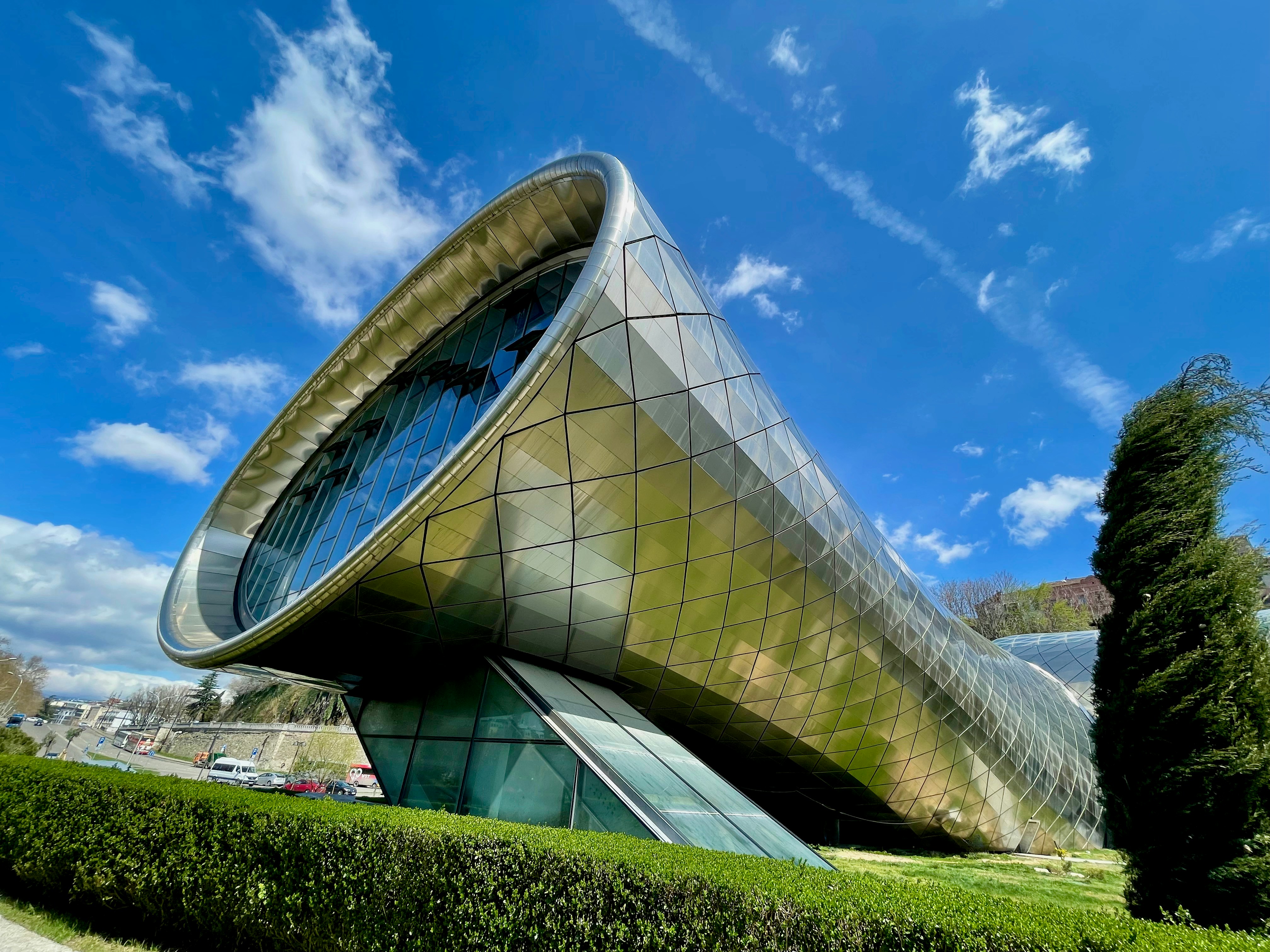 Foto Un edificio con techo de cristal – Imagen Tiflis gratis en Unsplash