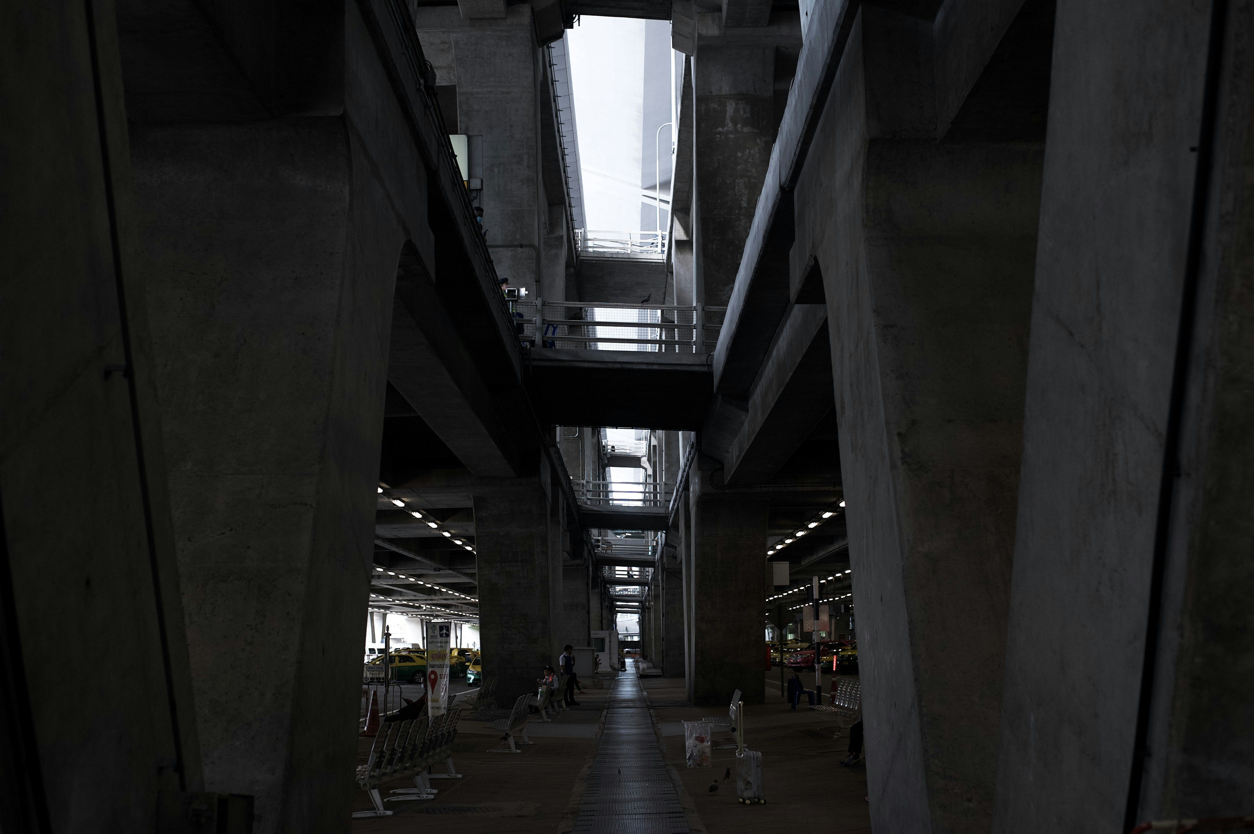 A walkway with people and buildings photo – Free タイ Image on Unsplash