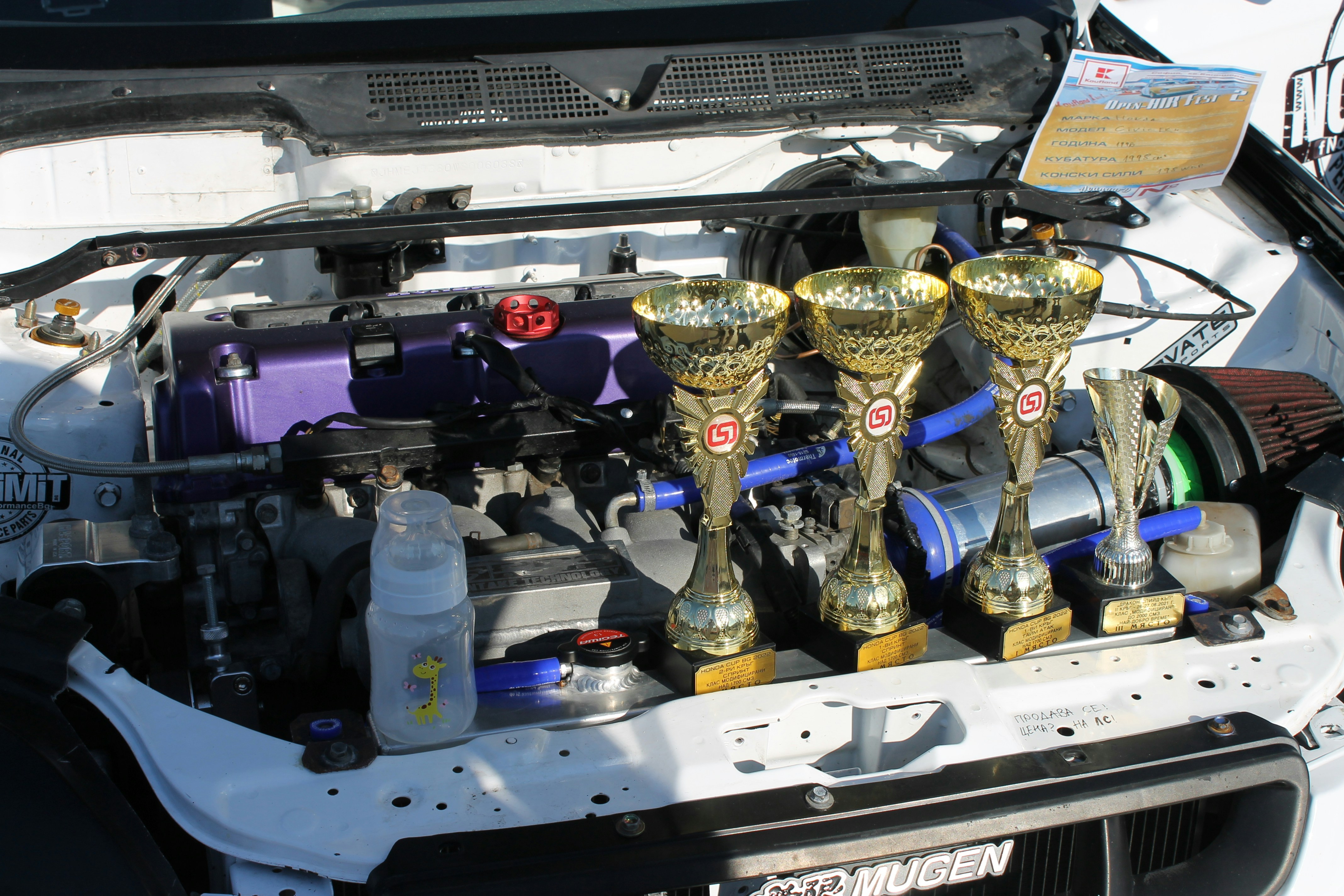 A group of trophies on a table photo – Free Machine Image on Unsplash