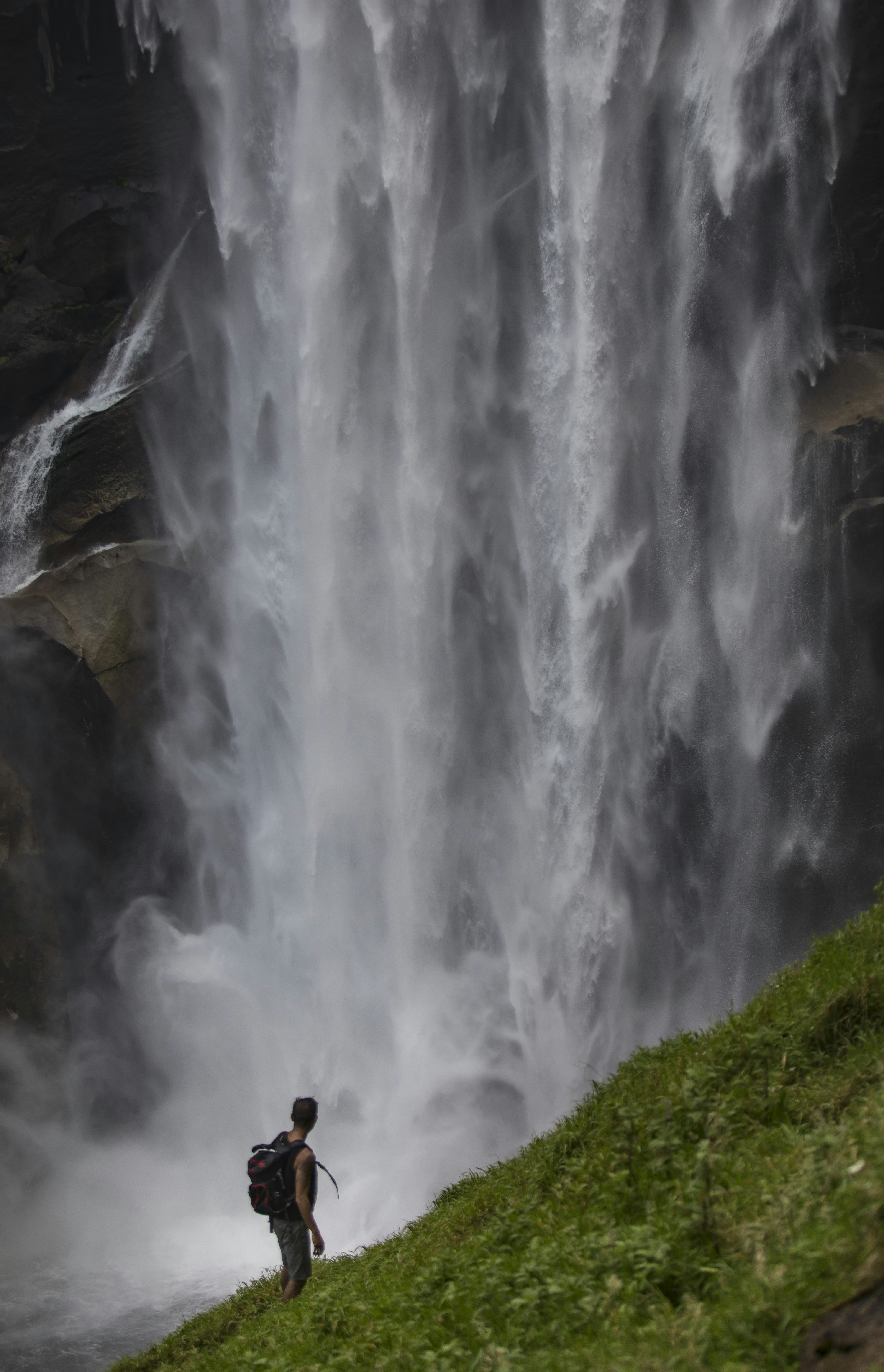 Une personne debout devant une cascade photo – Photo Gris Gratuite sur ...
