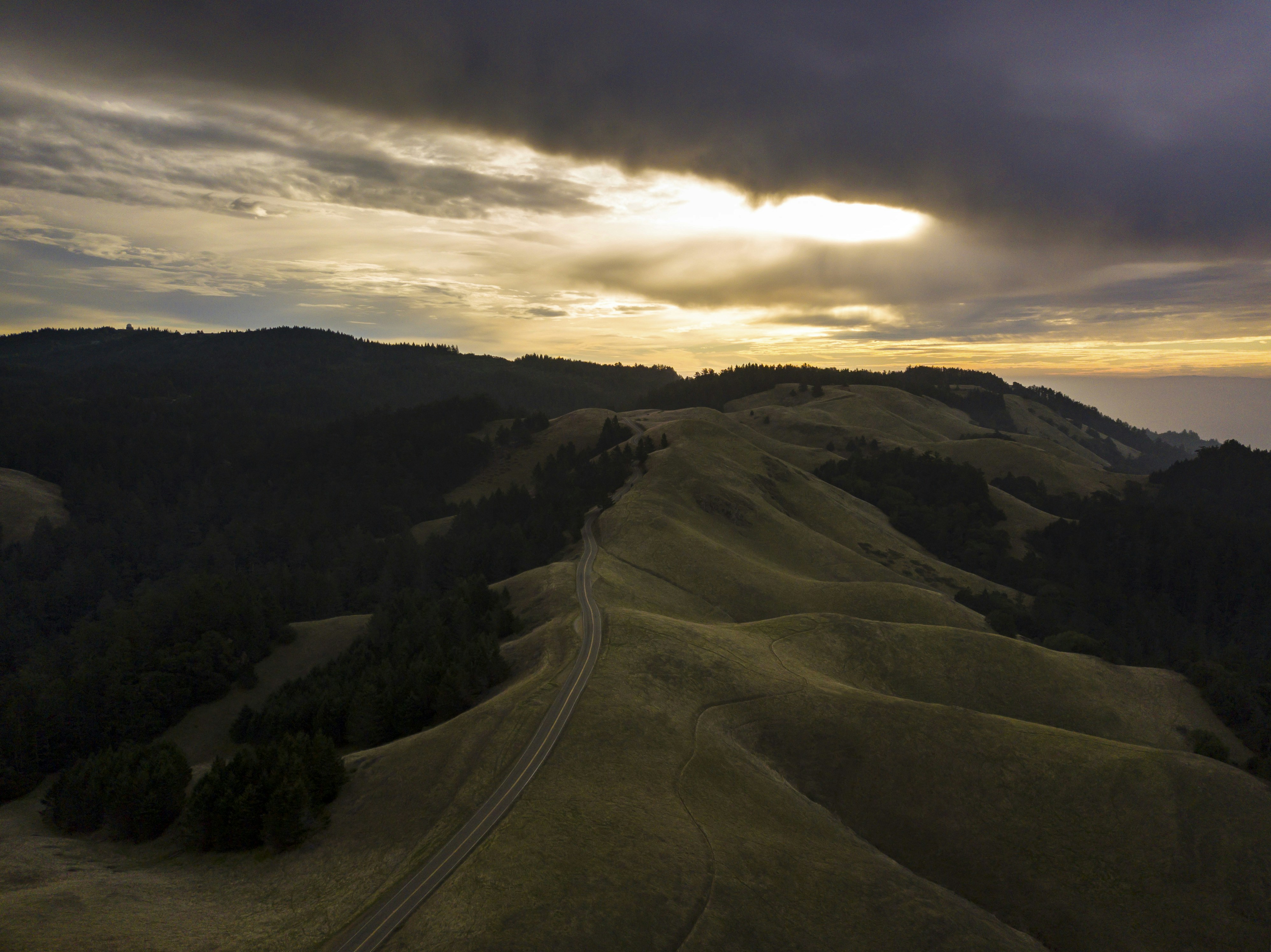 Foto zum Thema Eine kurvenreiche Straße durch ein Tal – Kostenloses ...