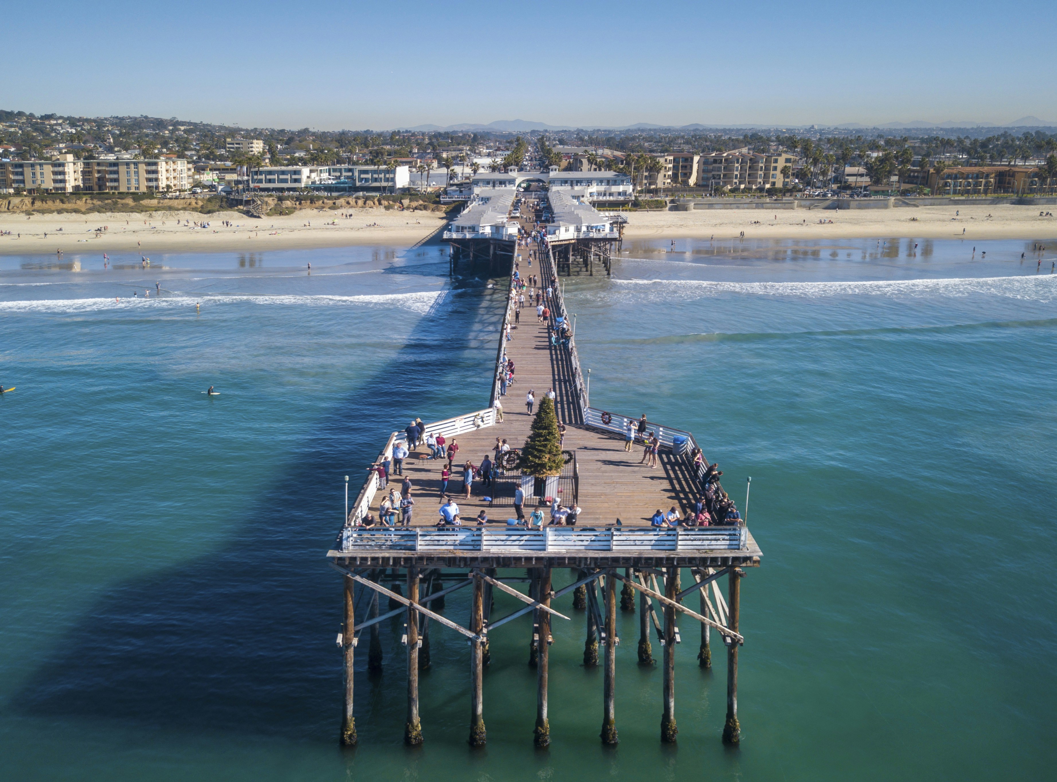 Une jetée avec des gens dessus photo – Image gratuite de Eau sur Unsplash