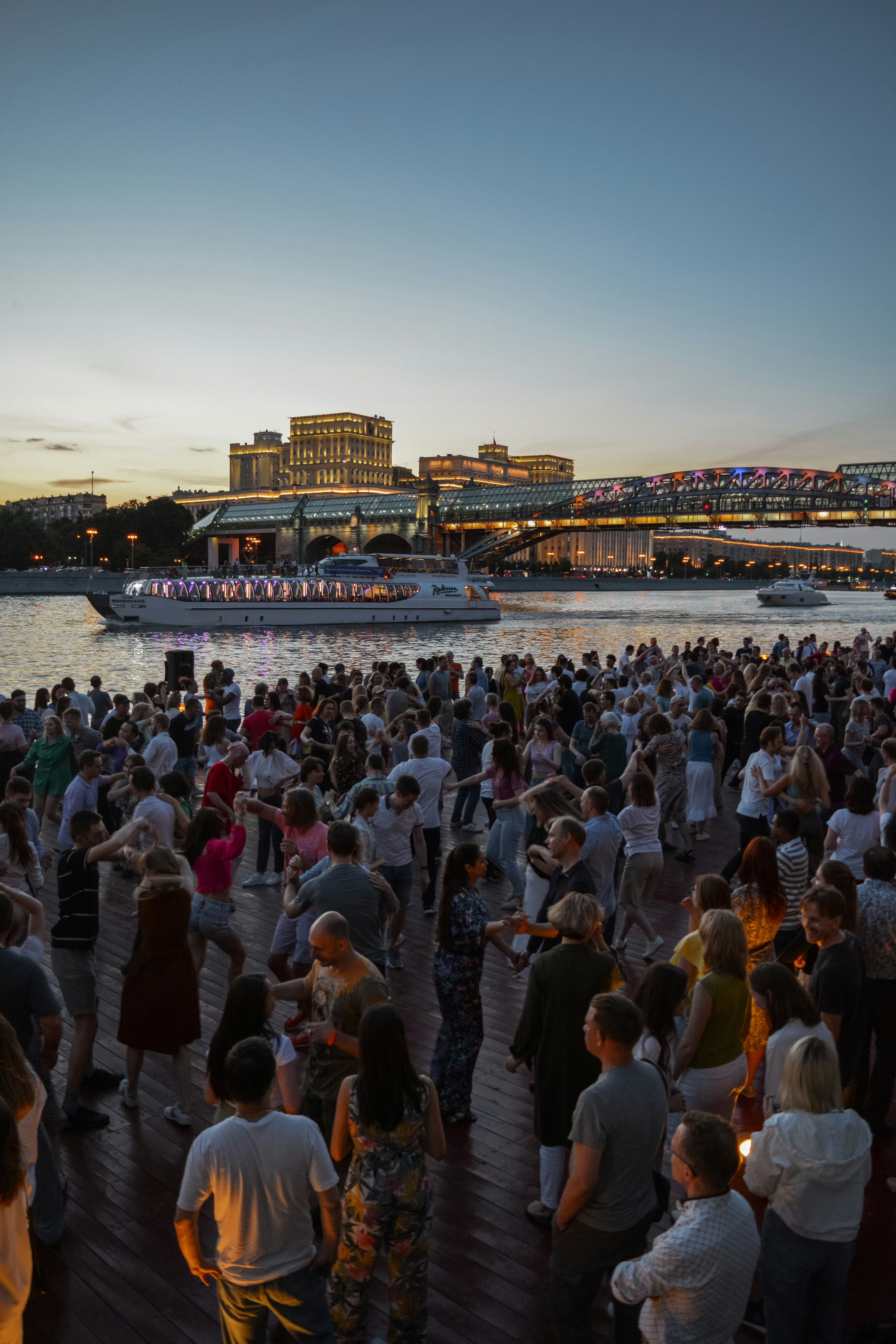A crowd of people at a dock photo – Free Moscow Image on Unsplash