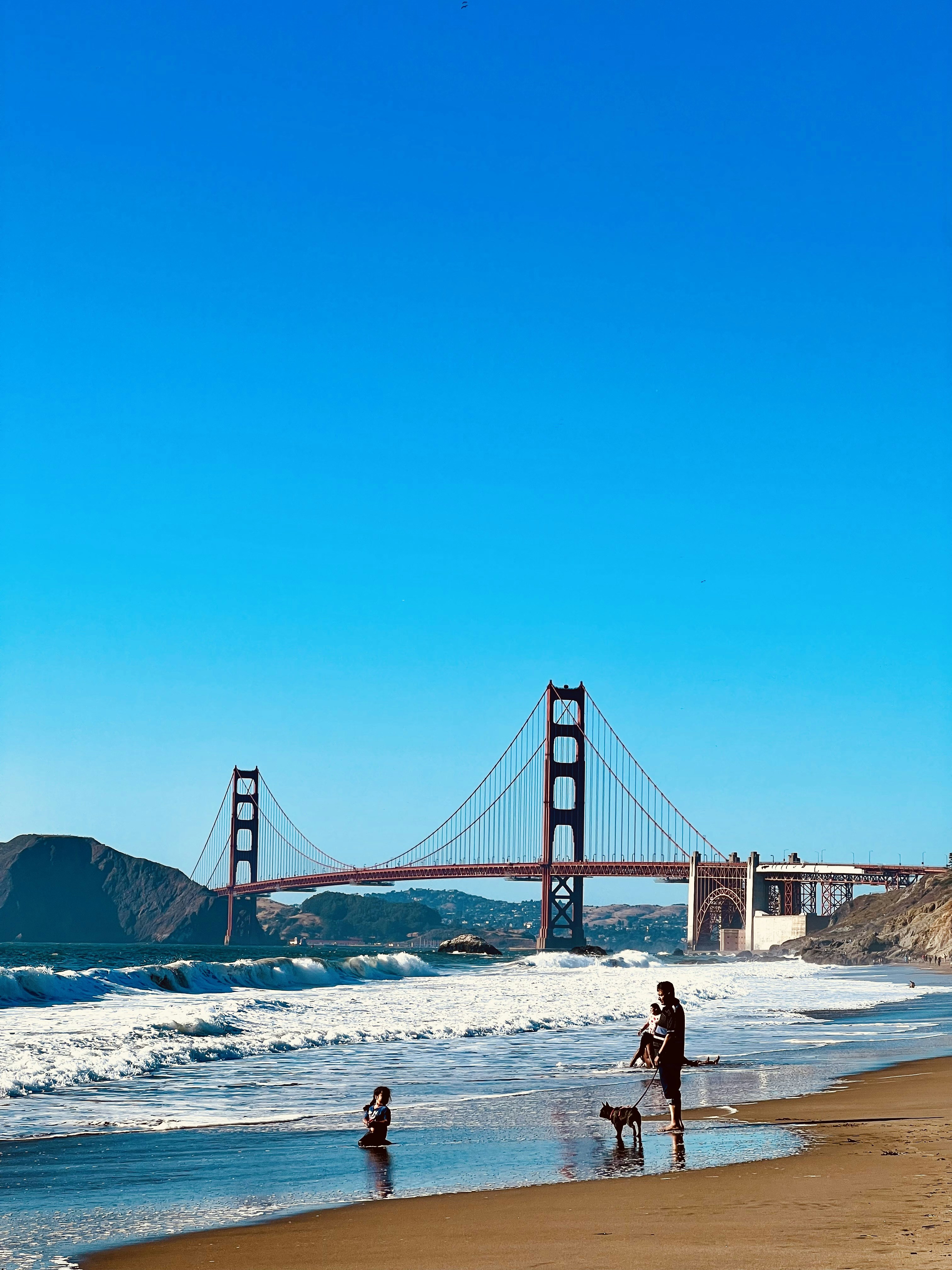 Un pont rouge au-dessus de l’eau photo – Photo Bleu Gratuite sur Unsplash