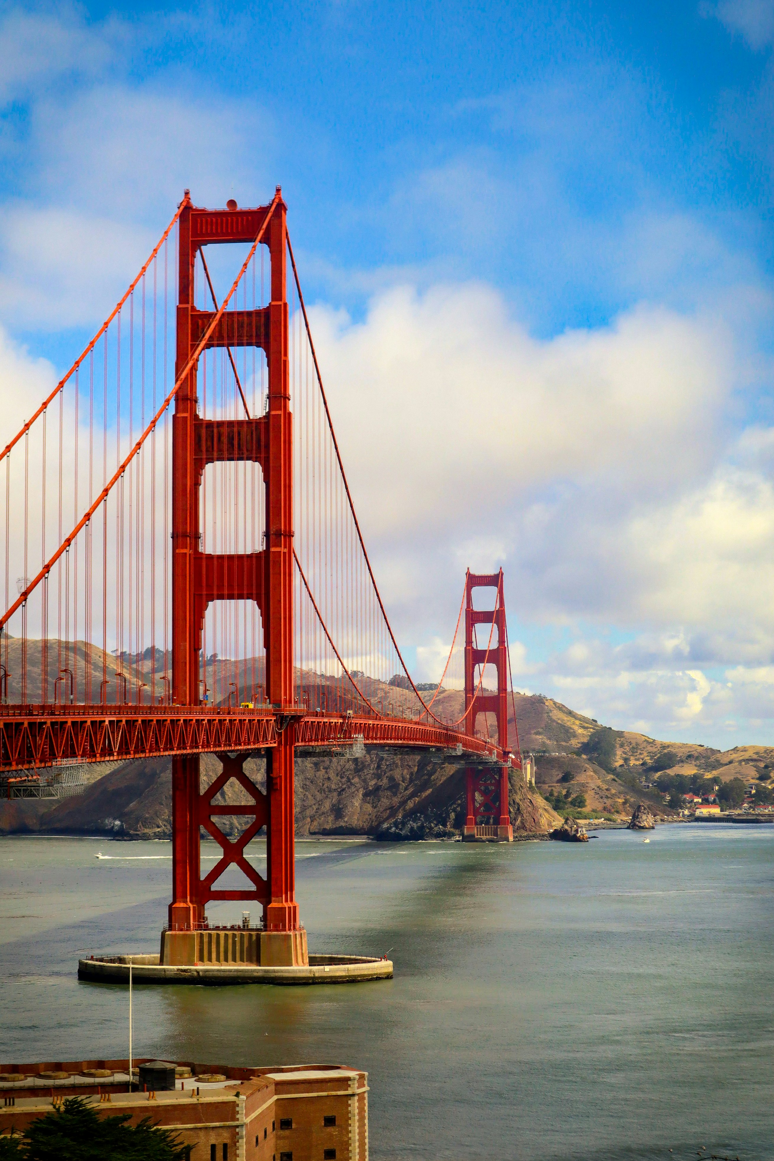 Un gran puente rojo sobre el agua con el puente Golden Gate al fondo foto – Imagen de Edificio ...