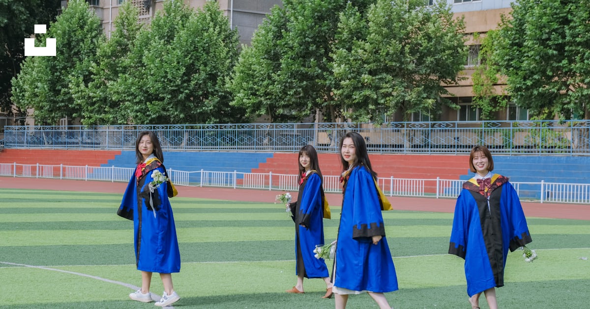 잔디밭에 파란 가운을 입은 한 무리의 소녀들 사진 Unsplash의 무료 사람 이미지