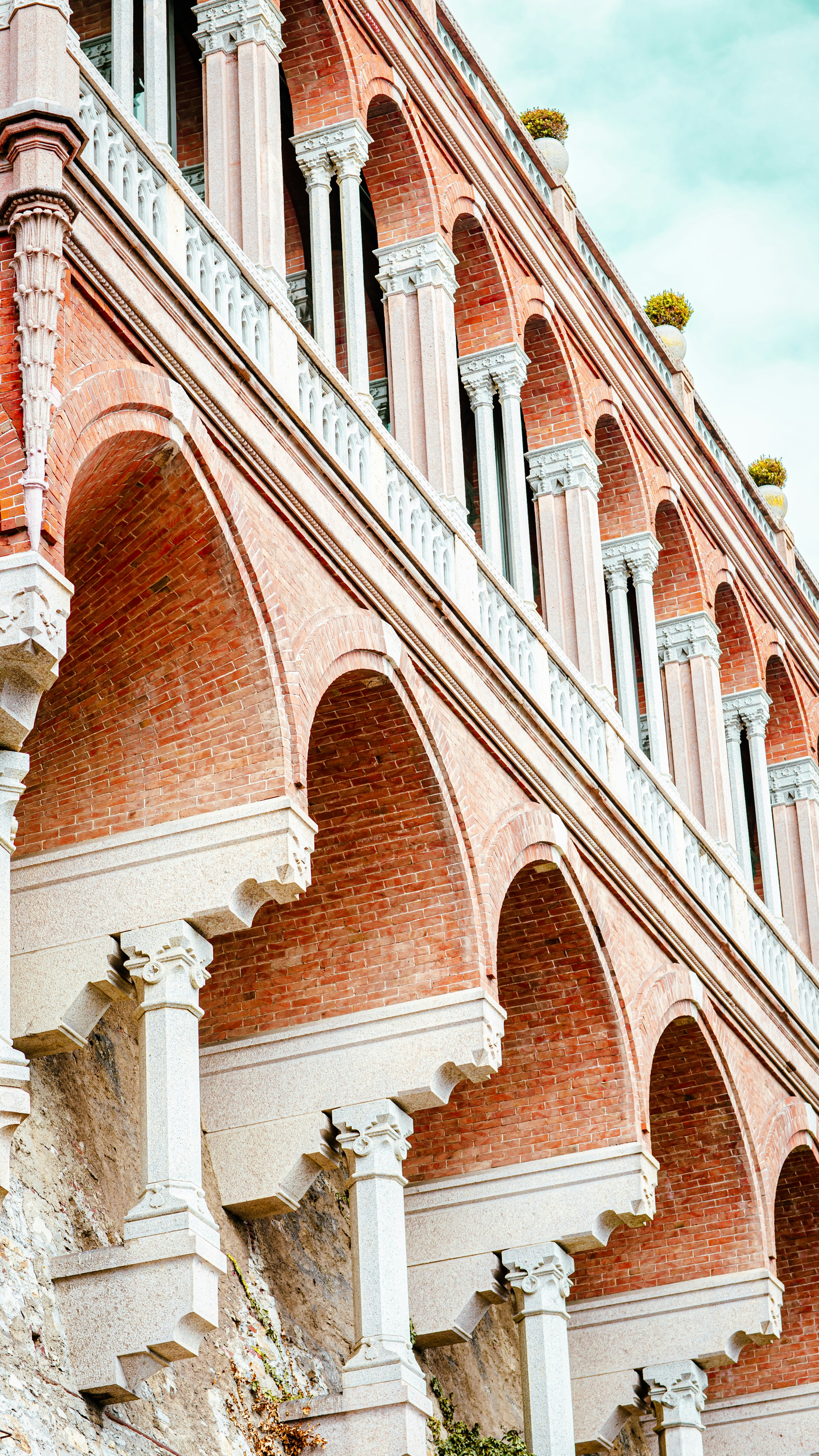 Un bâtiment à piliers photo – Photo Gènova Gratuite sur Unsplash