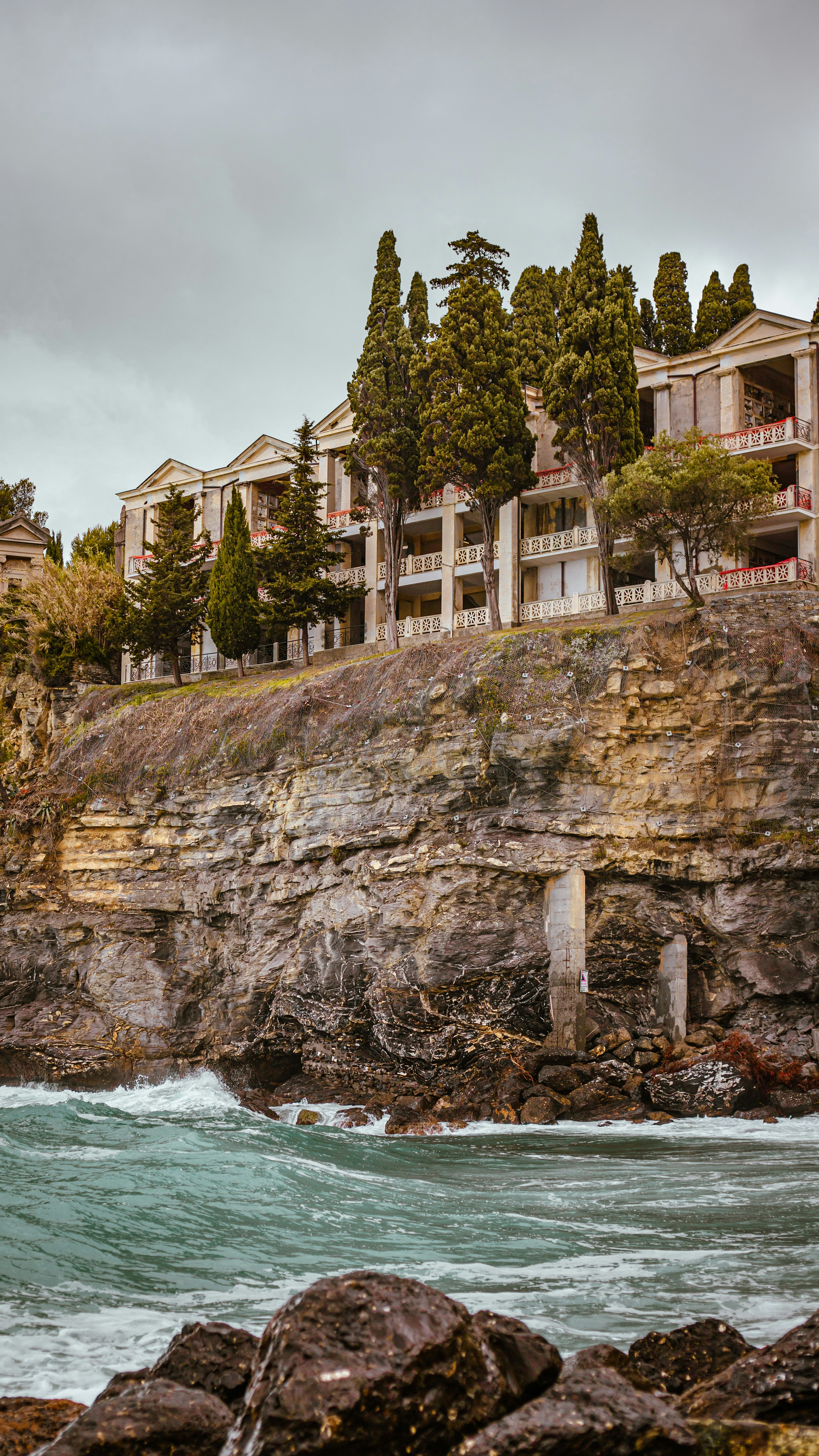 A building on a cliff photo – Free Gènova Image on Unsplash