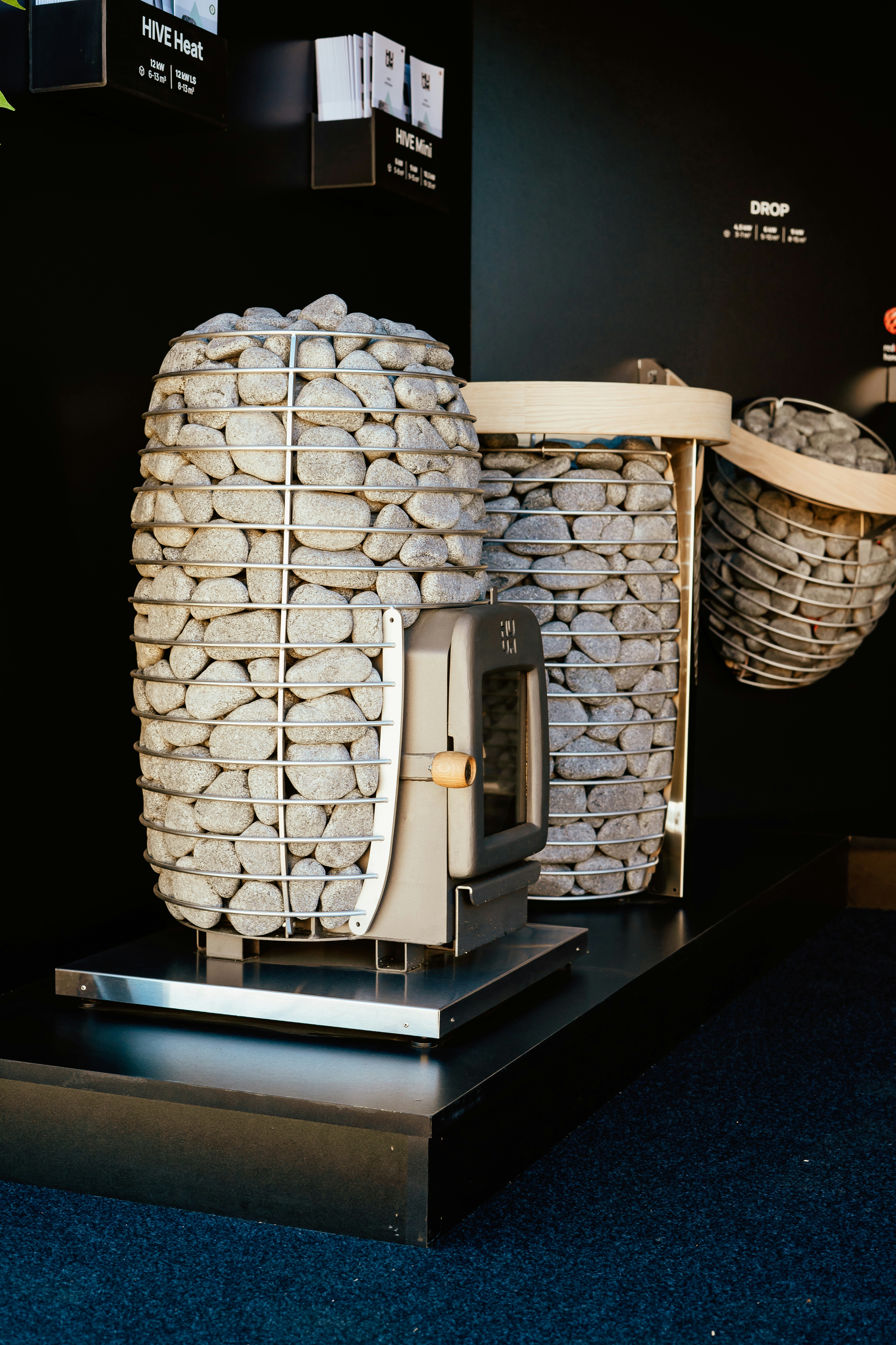 Une grande structure en pierre avec un mur de pierre et un mur de ...