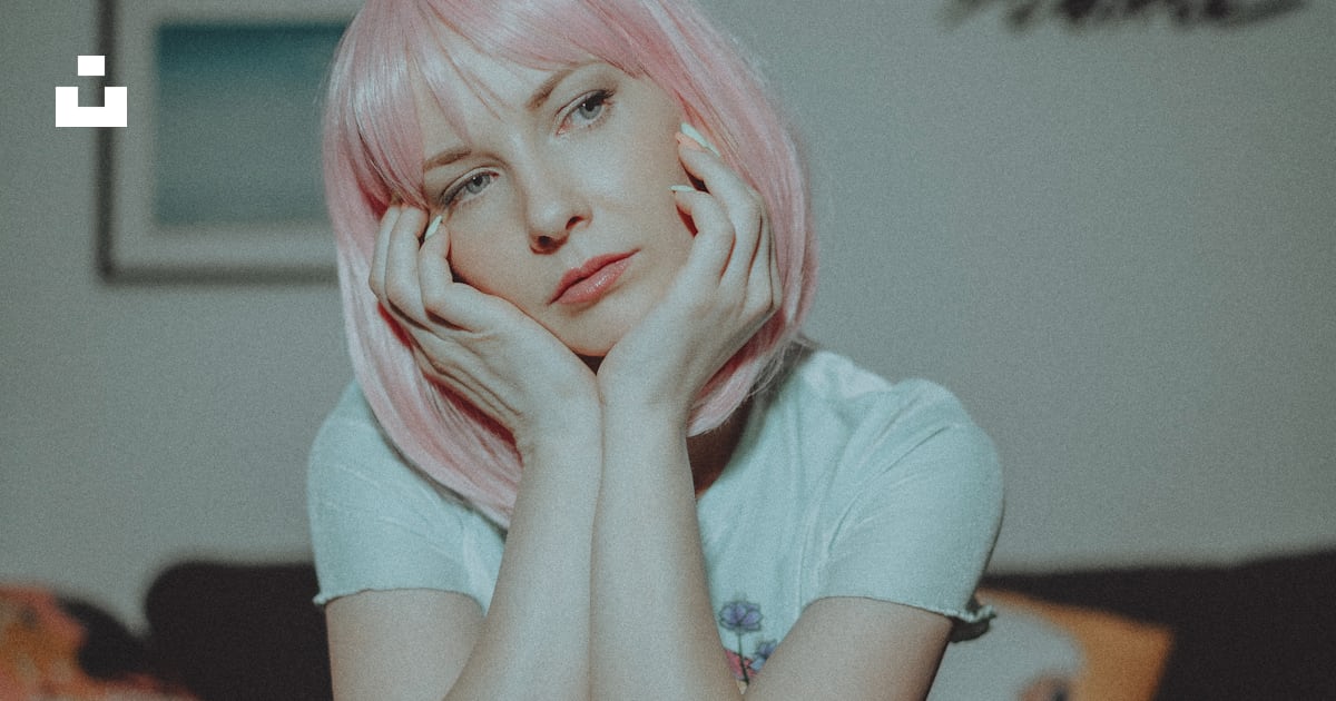 Foto Una Persona Con Las Manos En La Cara Imagen Gris Gratis En Unsplash