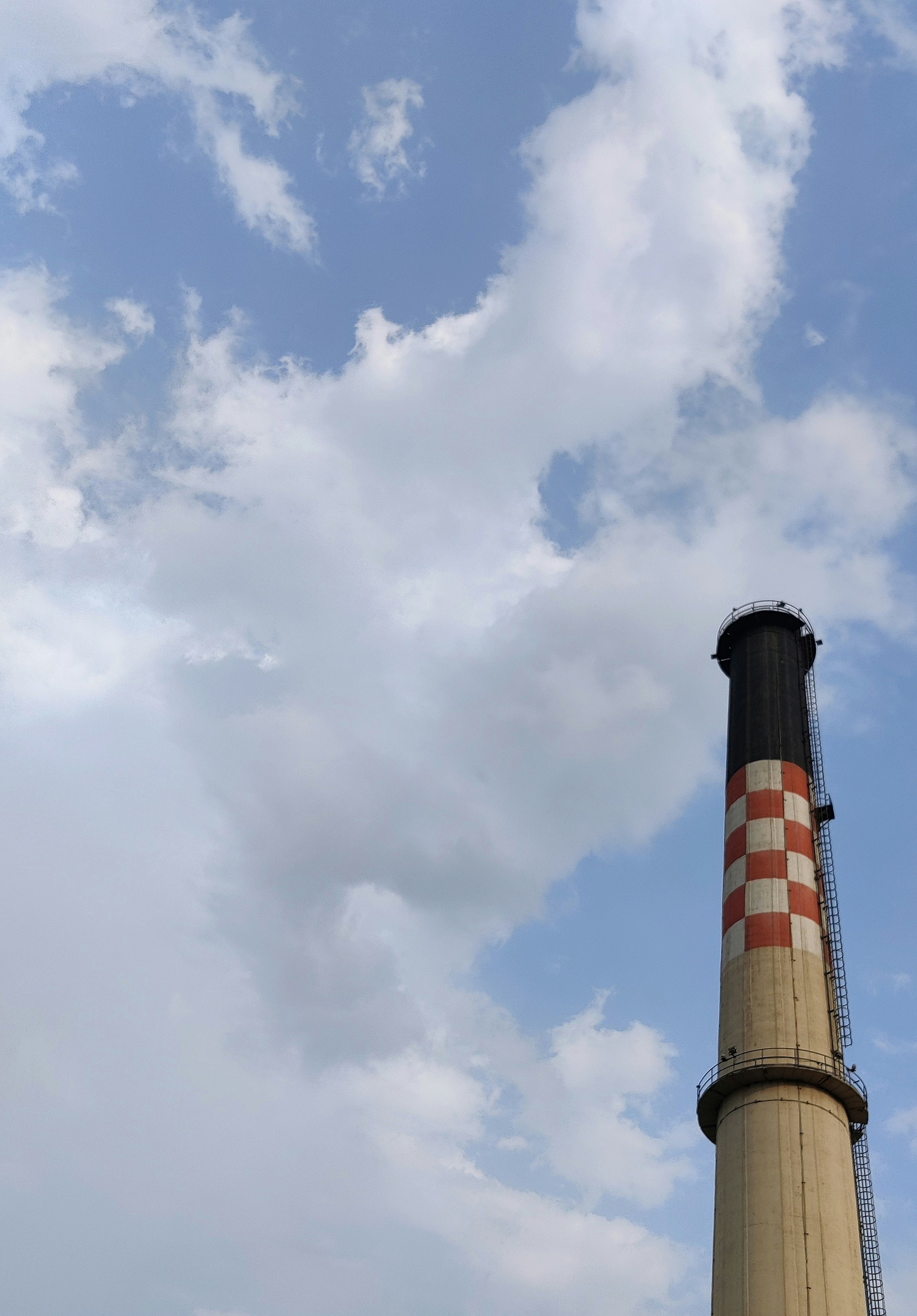 A tall tower with a red and white striped top photo – Free Building ...