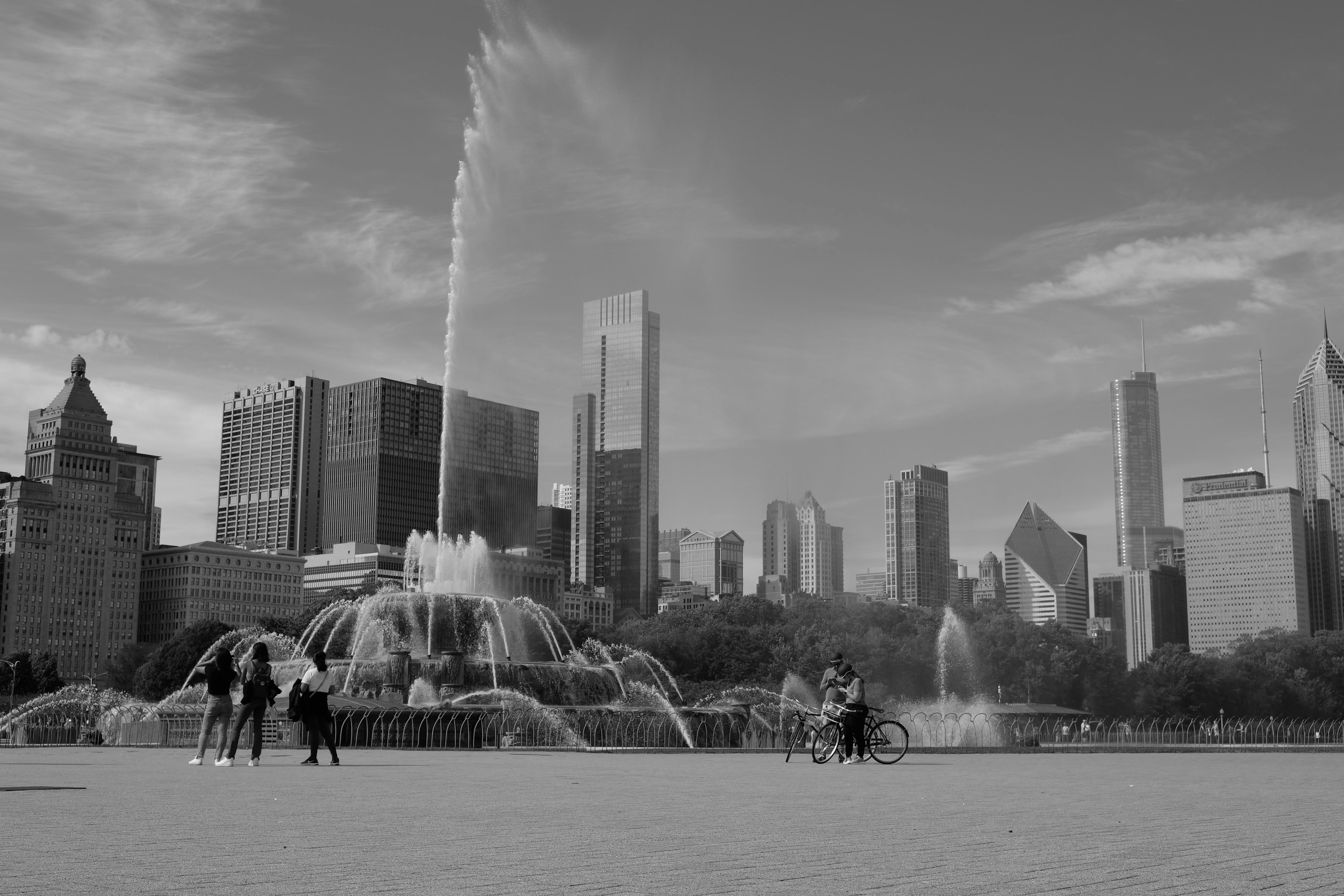 Un horizon de la ville avec une fontaine photo – Image gratuite de Gris ...