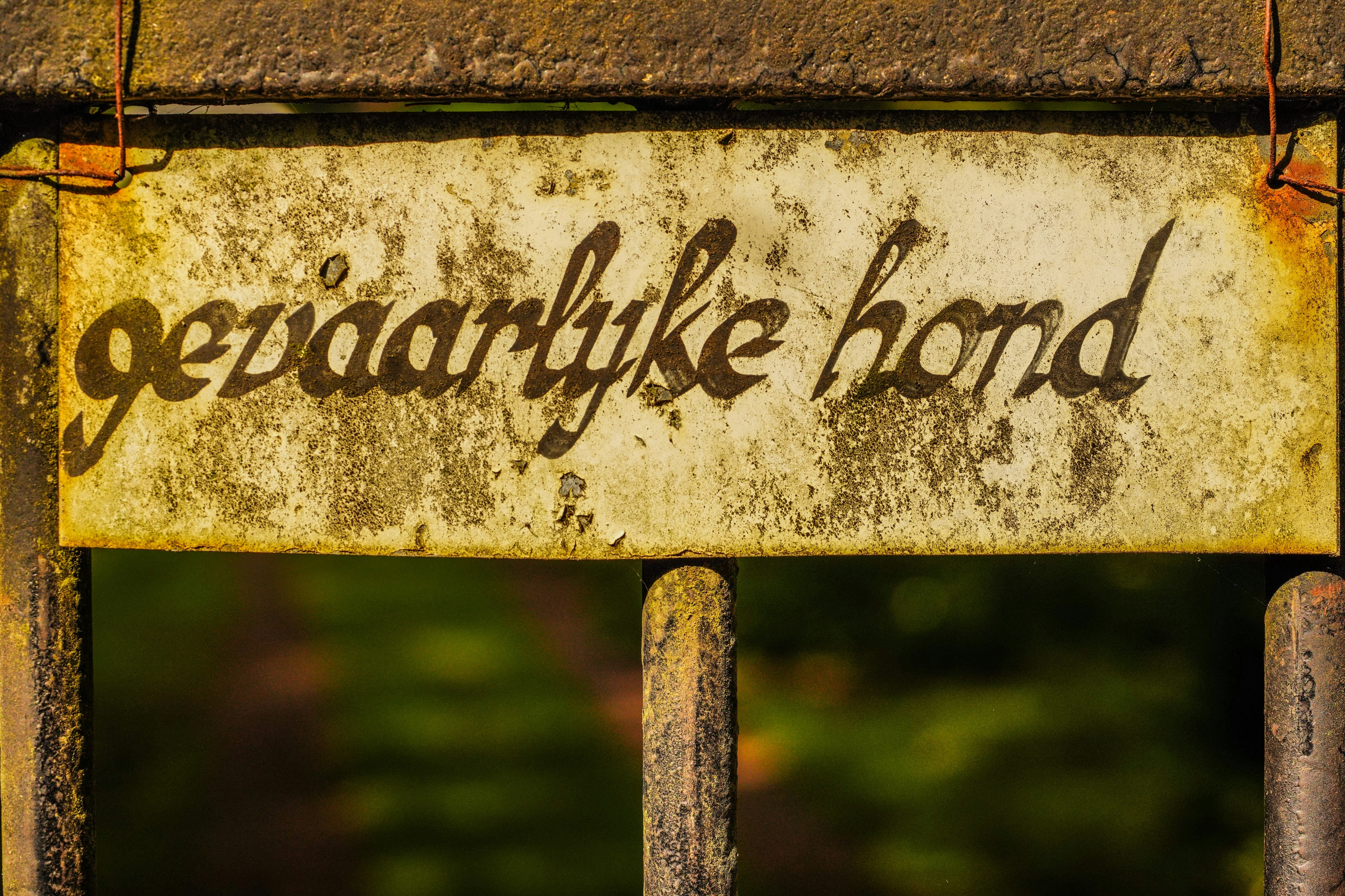 Un letrero en un poste de madera foto – Imagen de Kalmthout gratuita en ...