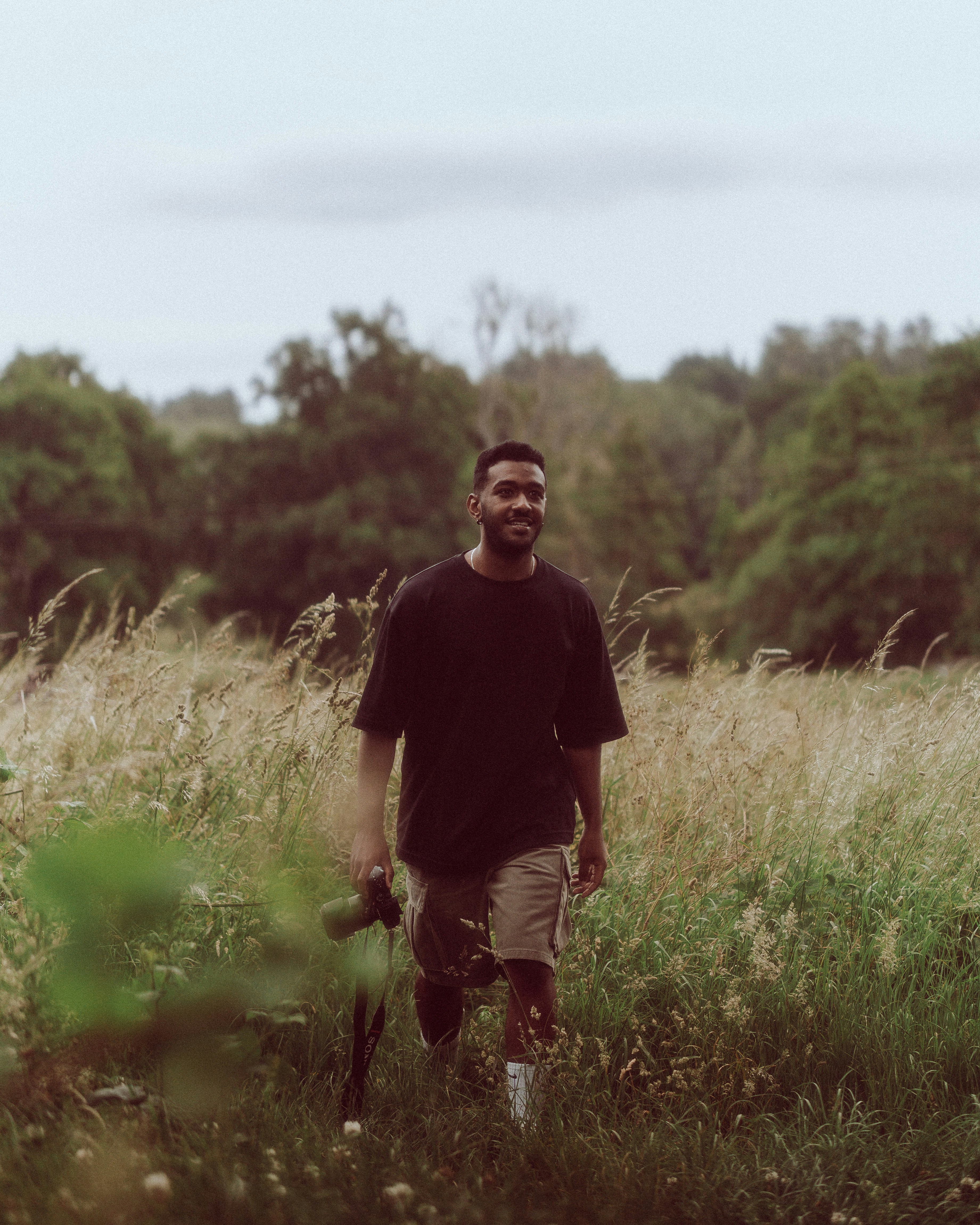 Un homme debout dans un champ photo – Photo Buisson Gratuite sur Unsplash