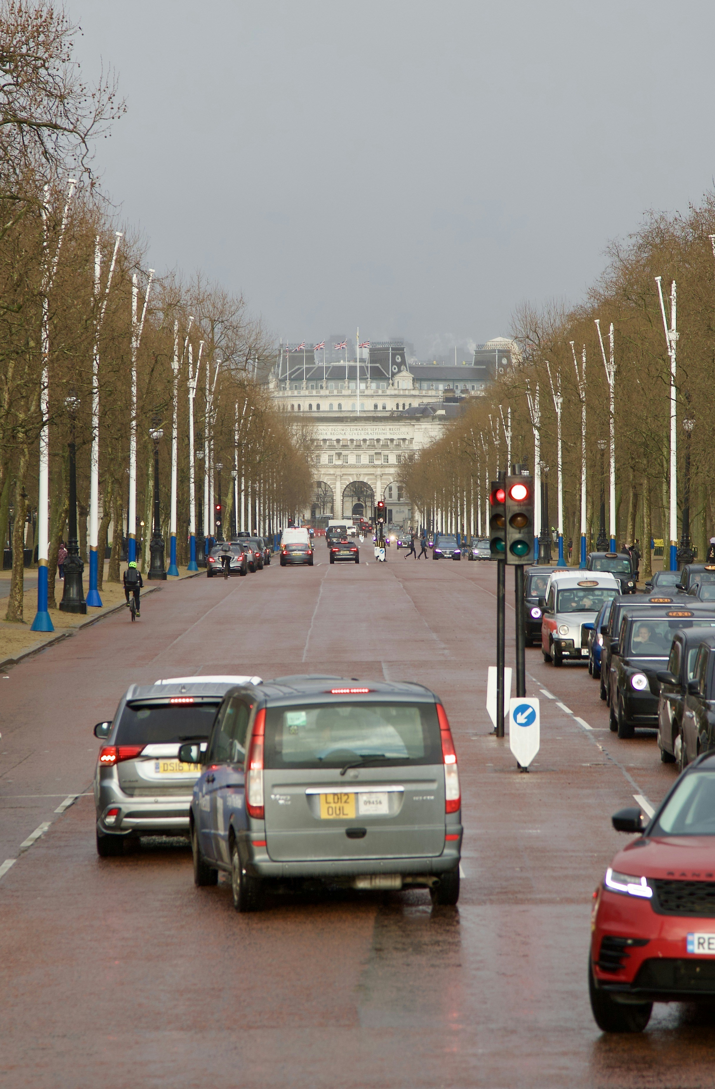 Towards the Arch: A Symmetrical Boulevard Framed by Leafless Trees