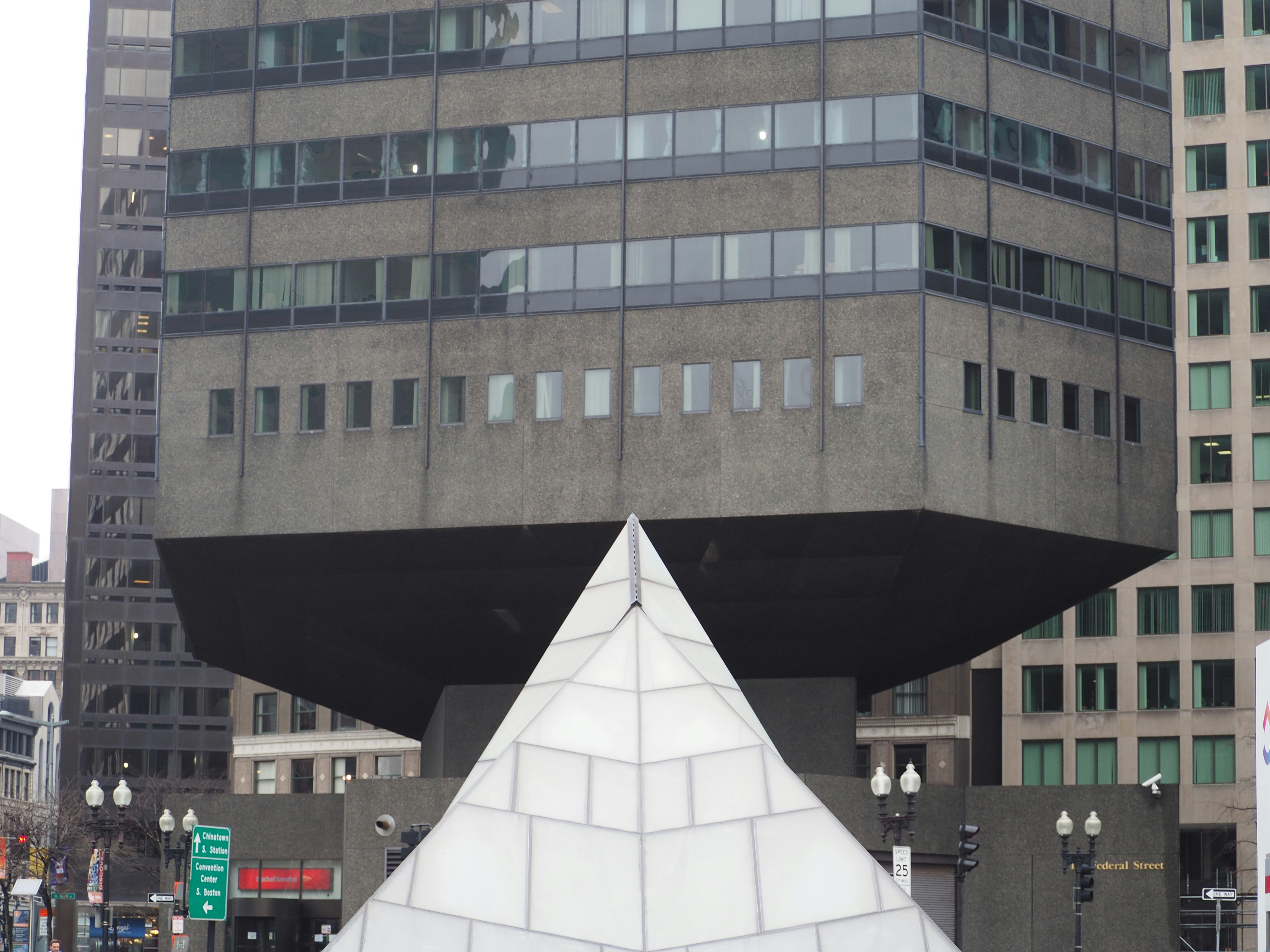 Foto Um grande edifício com um telhado triangular – Imagem de Boston ...