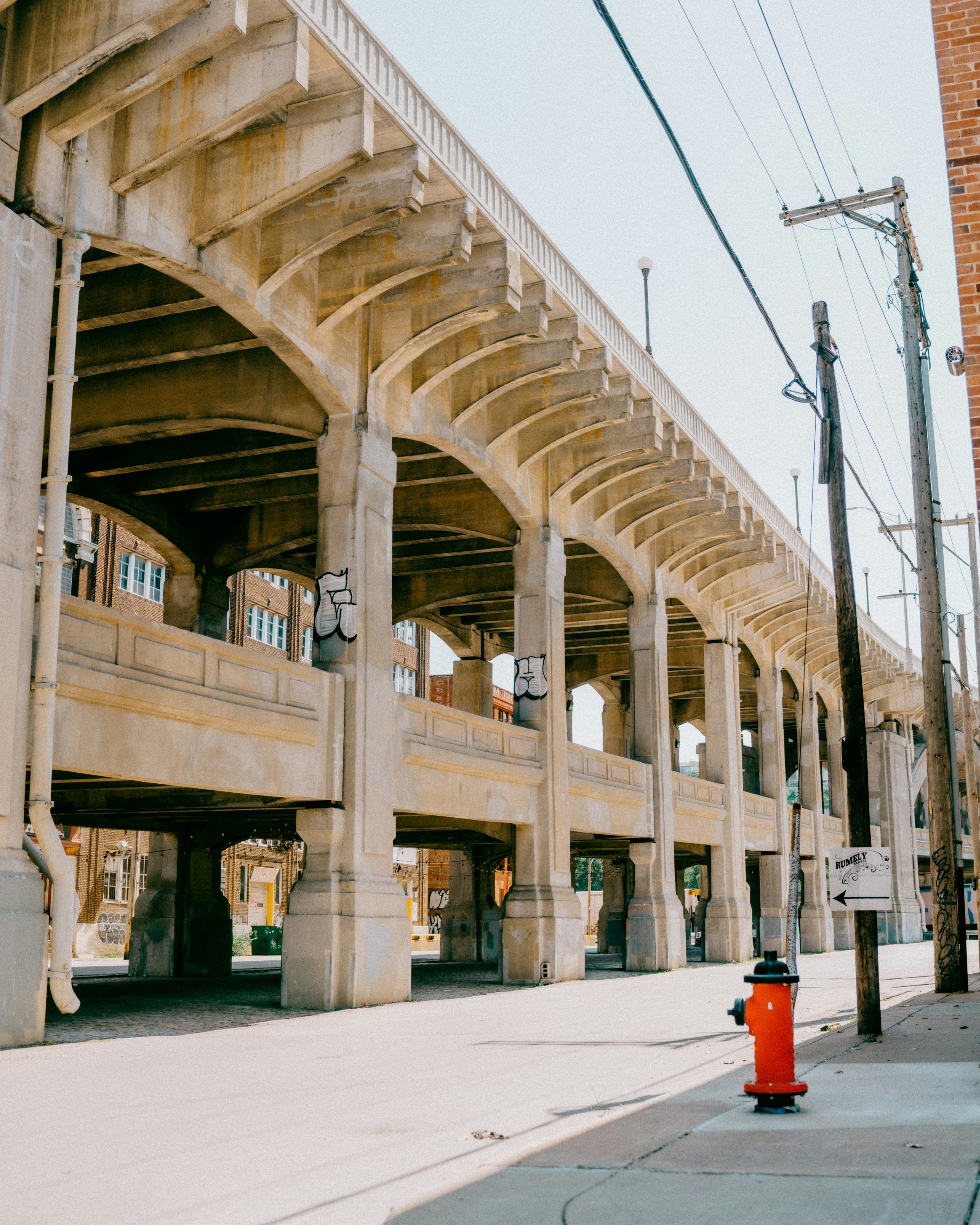 A building with a large archway photo – Free Kansas city Image on Unsplash