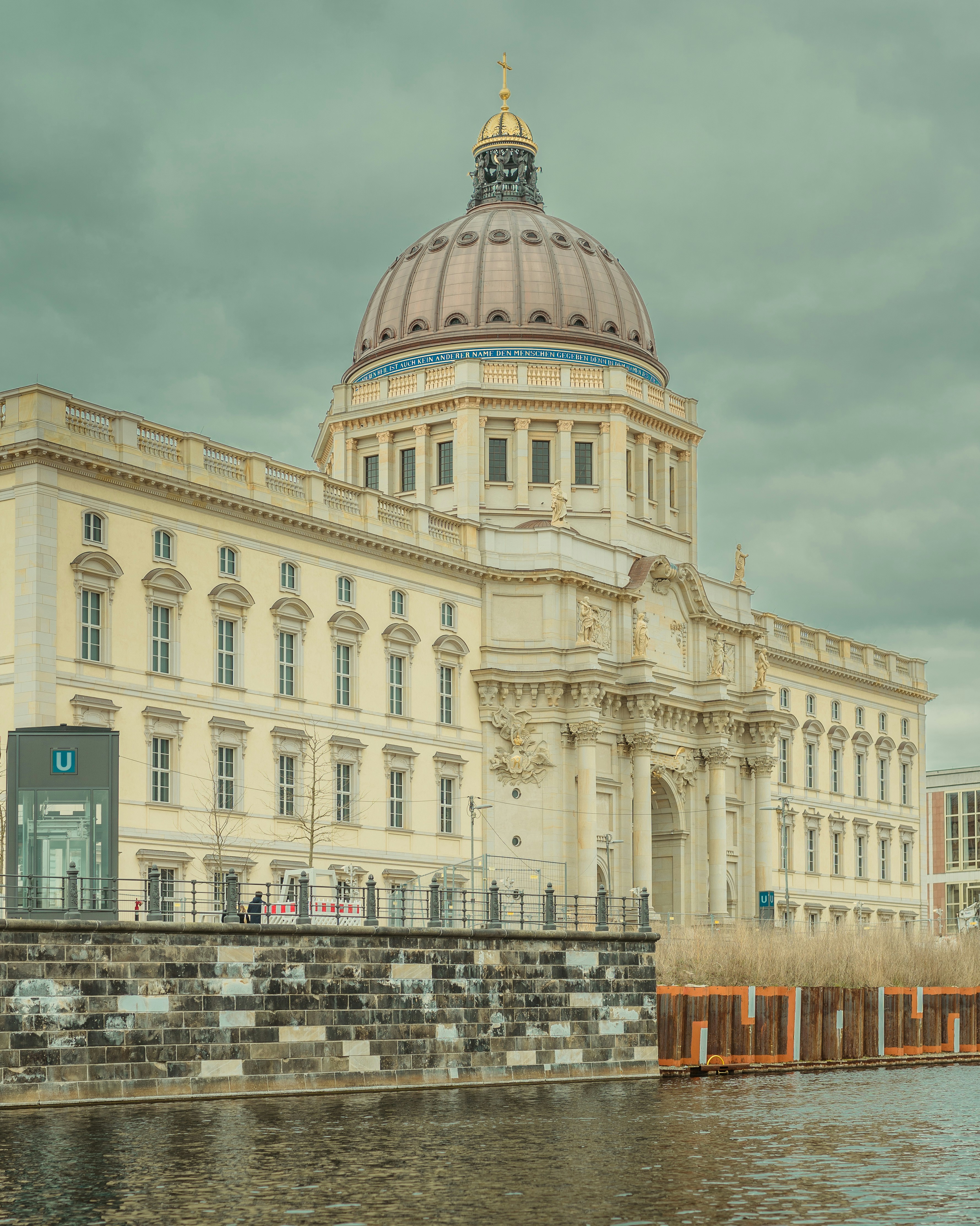 Domed Grandeur by the Waterline: A Neoclassical Landmark Reaching Skyward