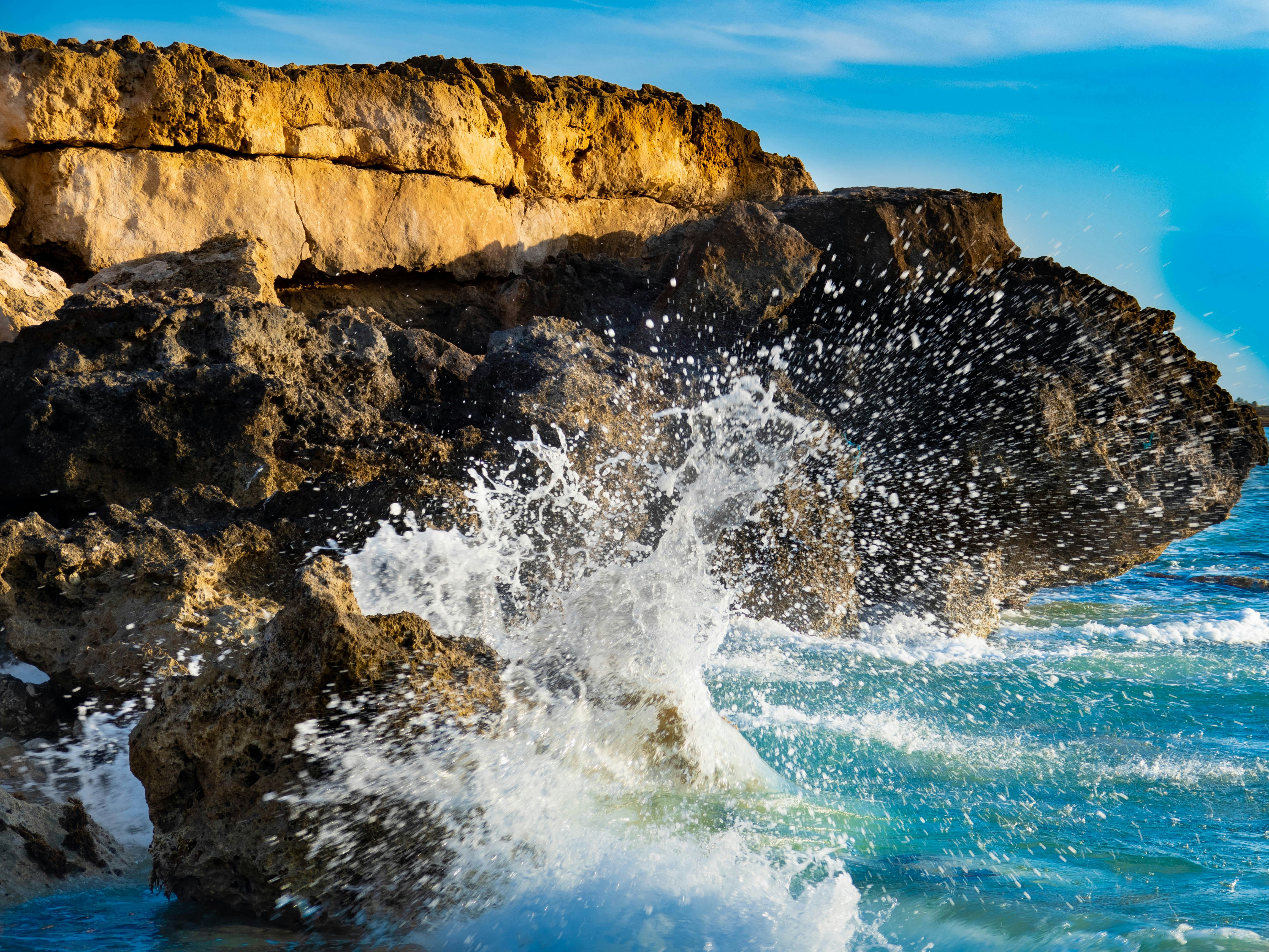 Foto Una ola rompiendo contra una roca – Imagen Pafos gratis en Unsplash