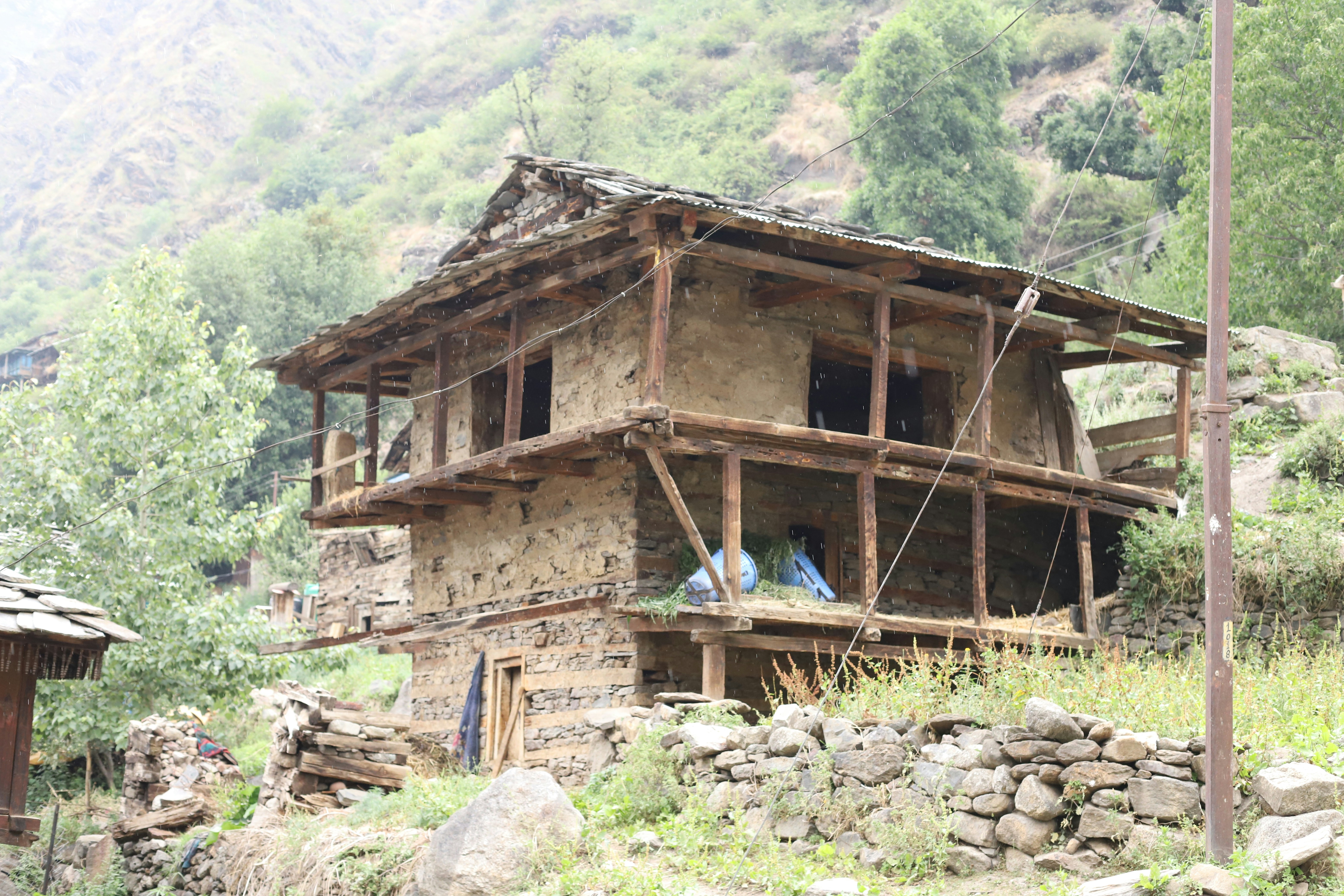 A wooden house in the mountains photo – Free Khir ganga Image on Unsplash