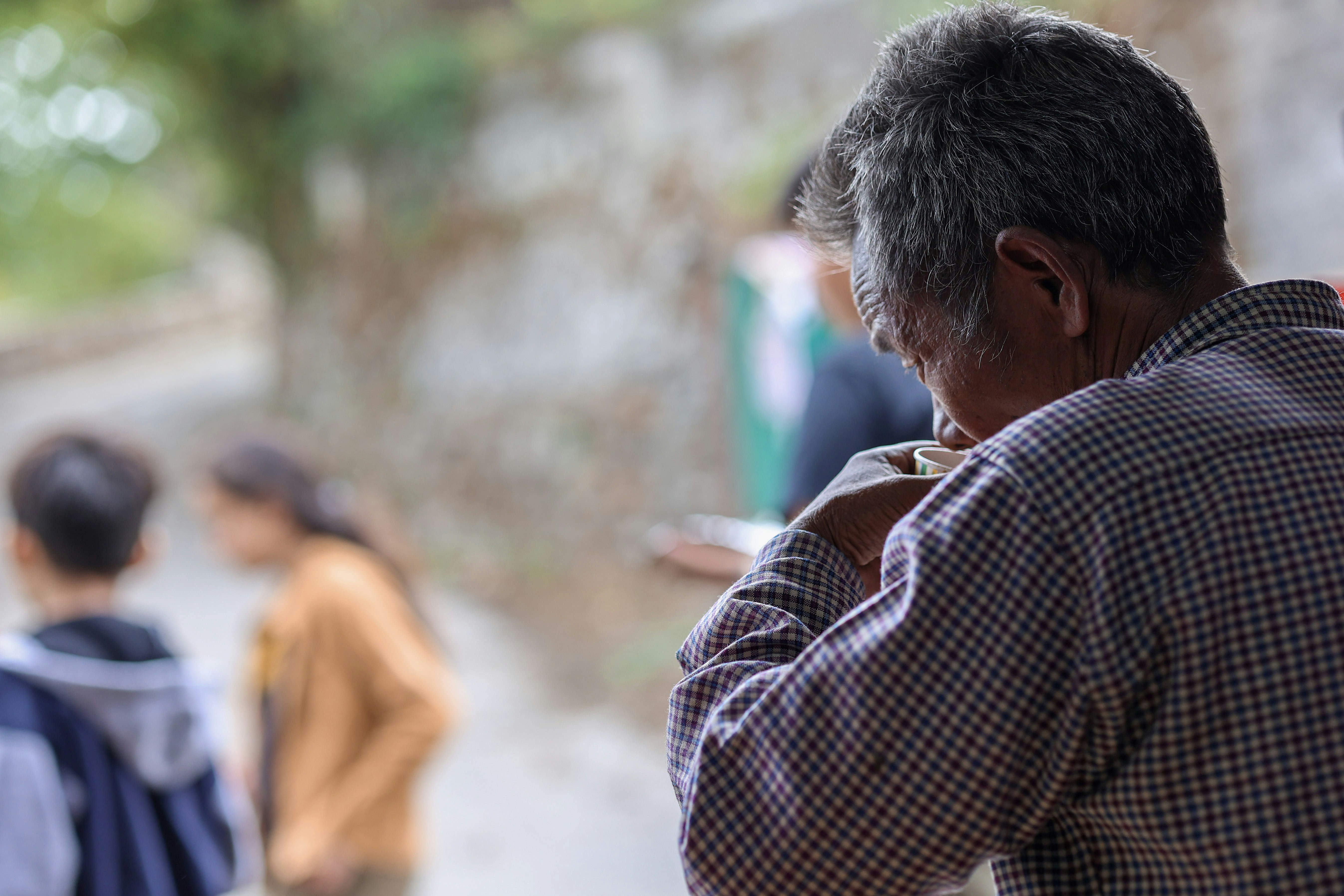 Ein Mann mit Rucksack schaut nach unten Foto – Kostenloses Bild zum ...