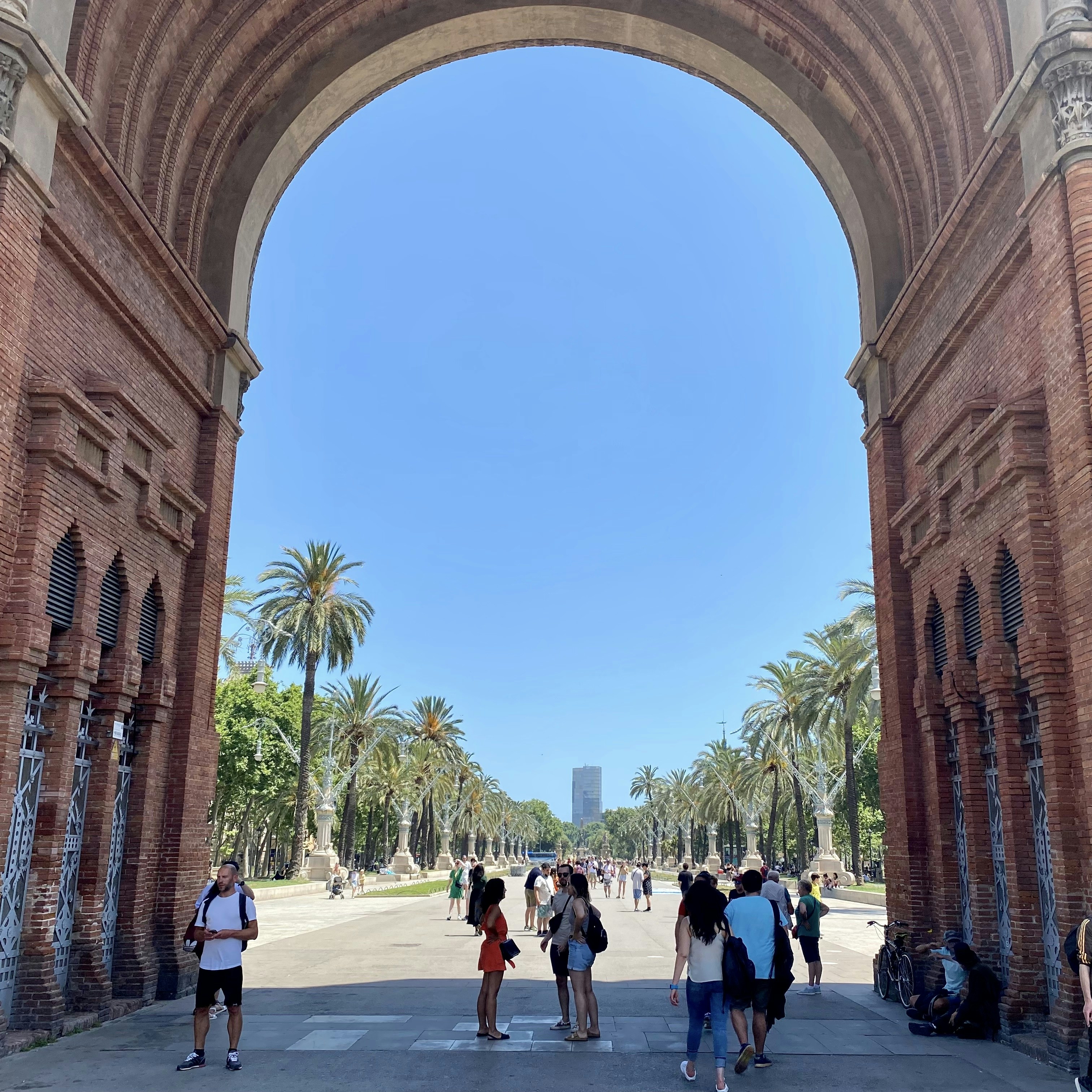 Foto zum Thema Eine Gruppe von Menschen, die unter einem großen ...