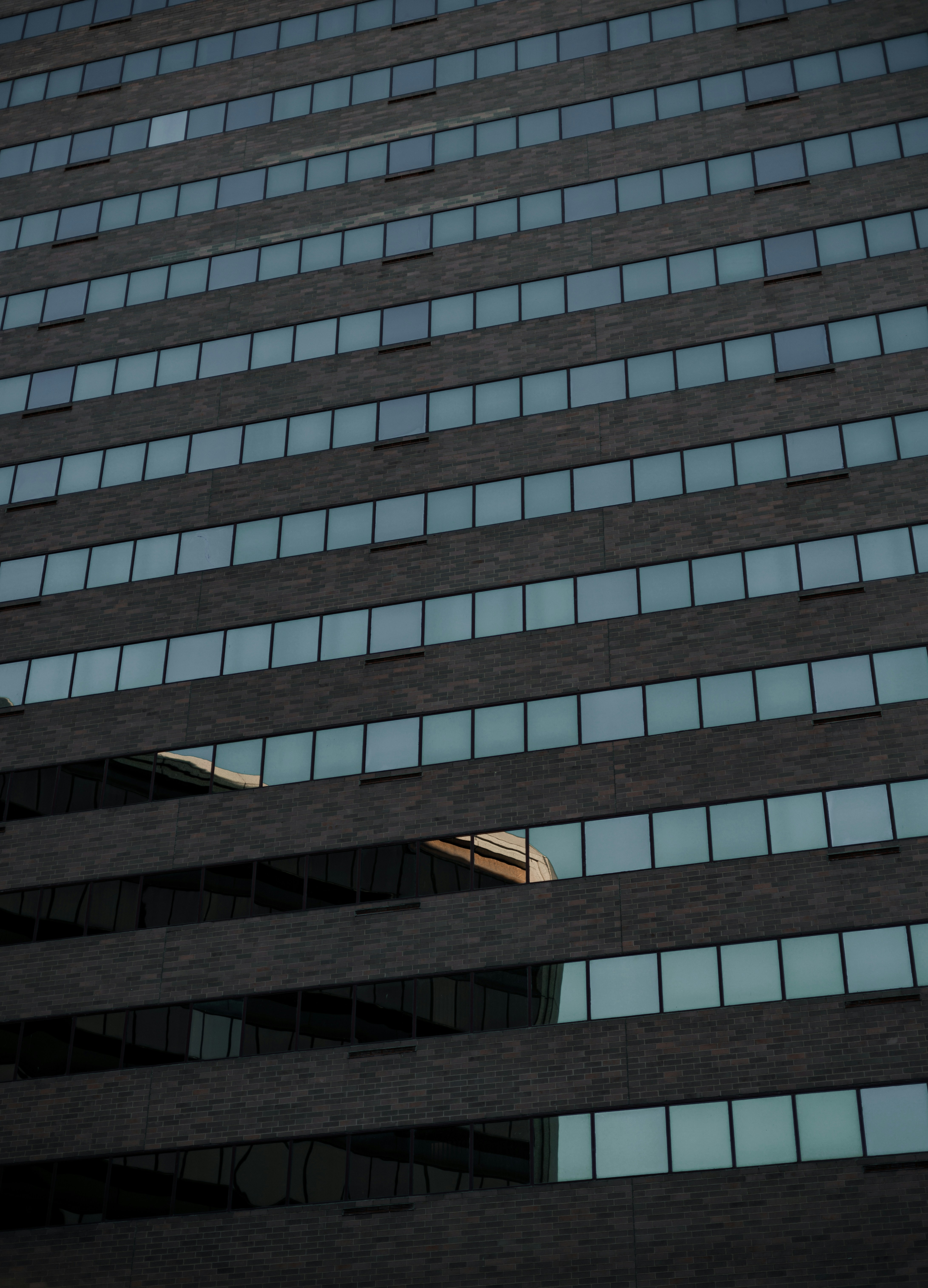 Un edificio alto con muchas ventanas foto – Imagen de Pedernal gratuita en Unsplash