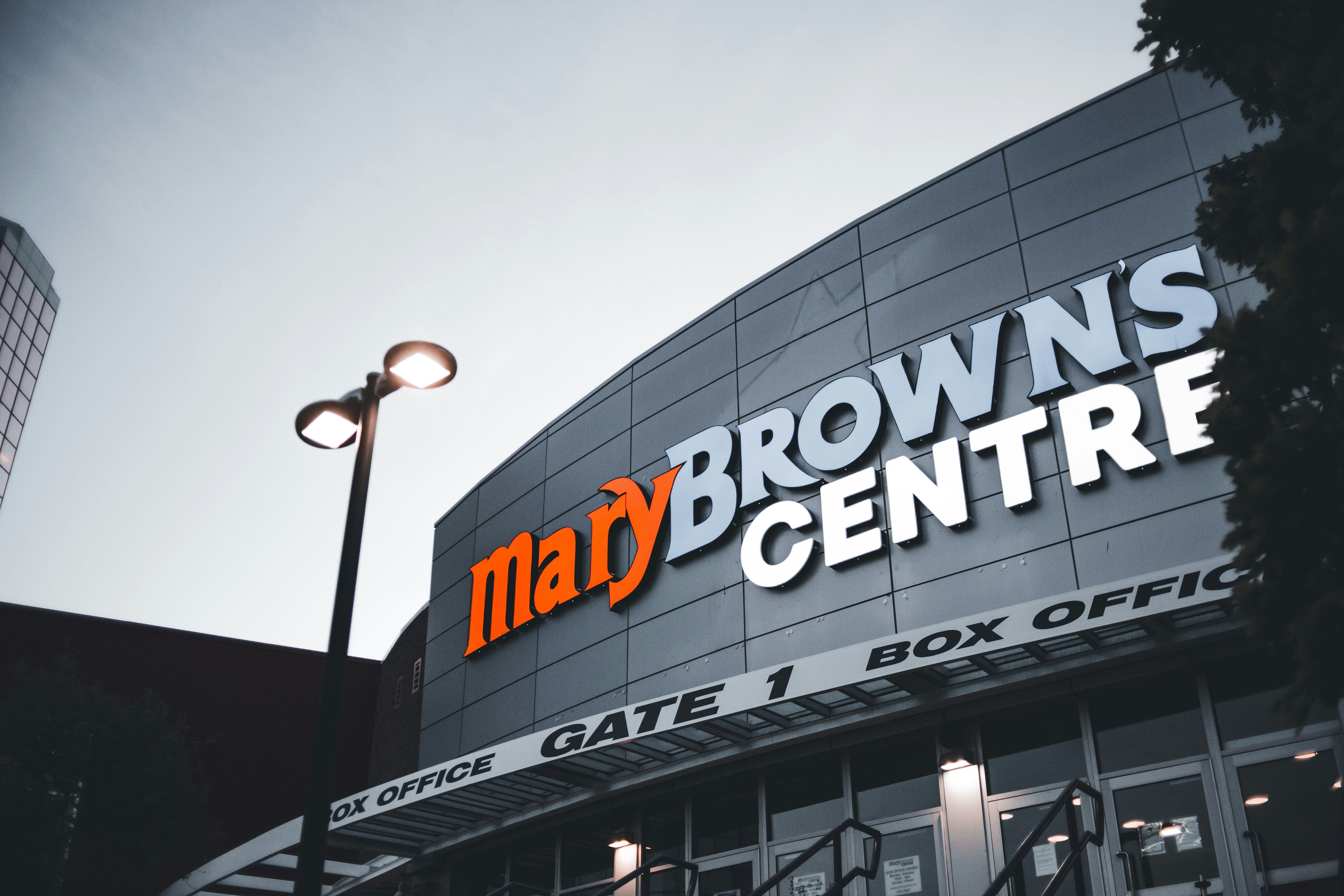 Un letrero grande en un edificio foto – Imagen de Edificio gratuita en ...