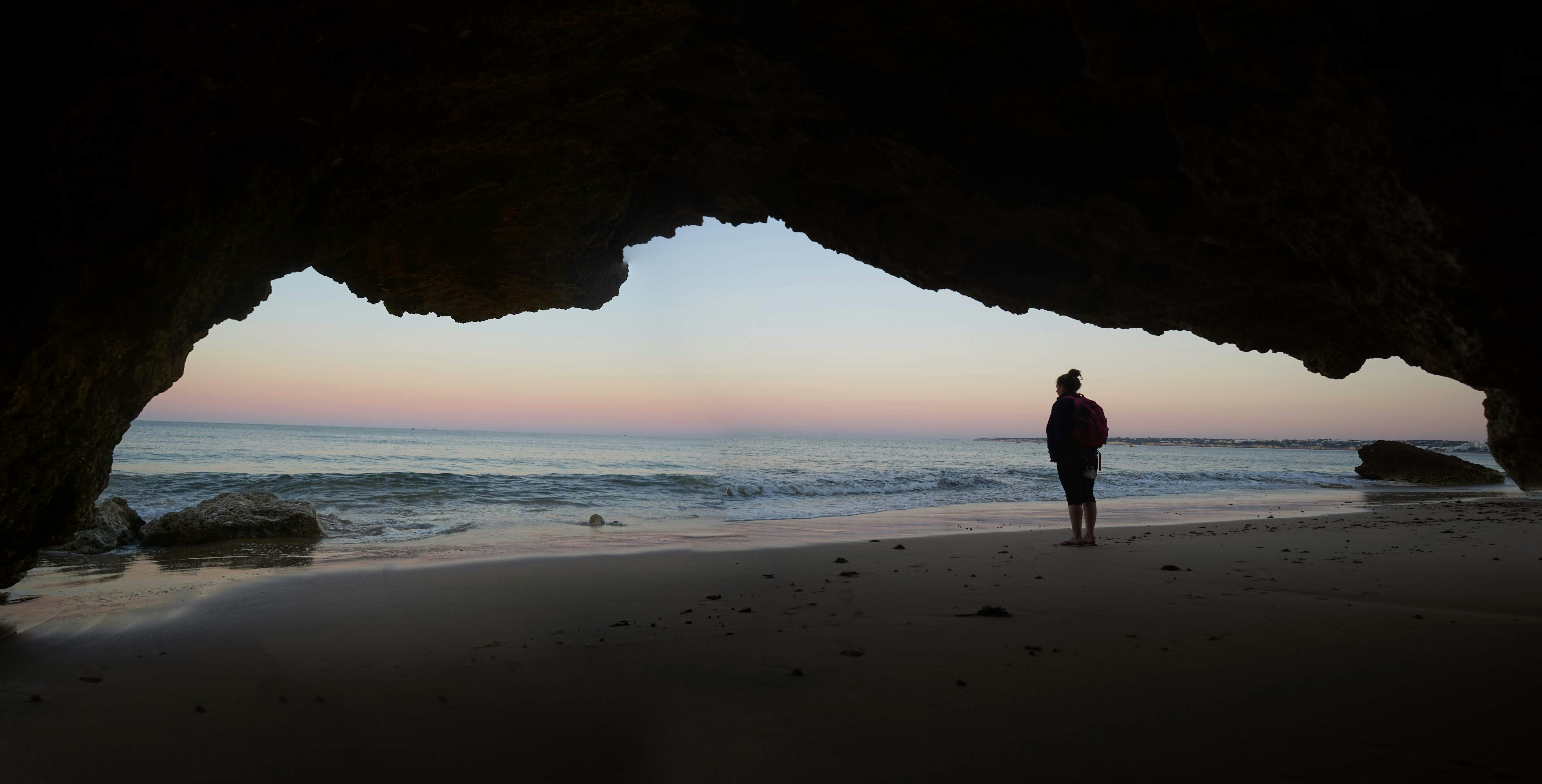 Eine Person, die am Strand steht Foto – Kostenloses Bild zum Thema Grau ...