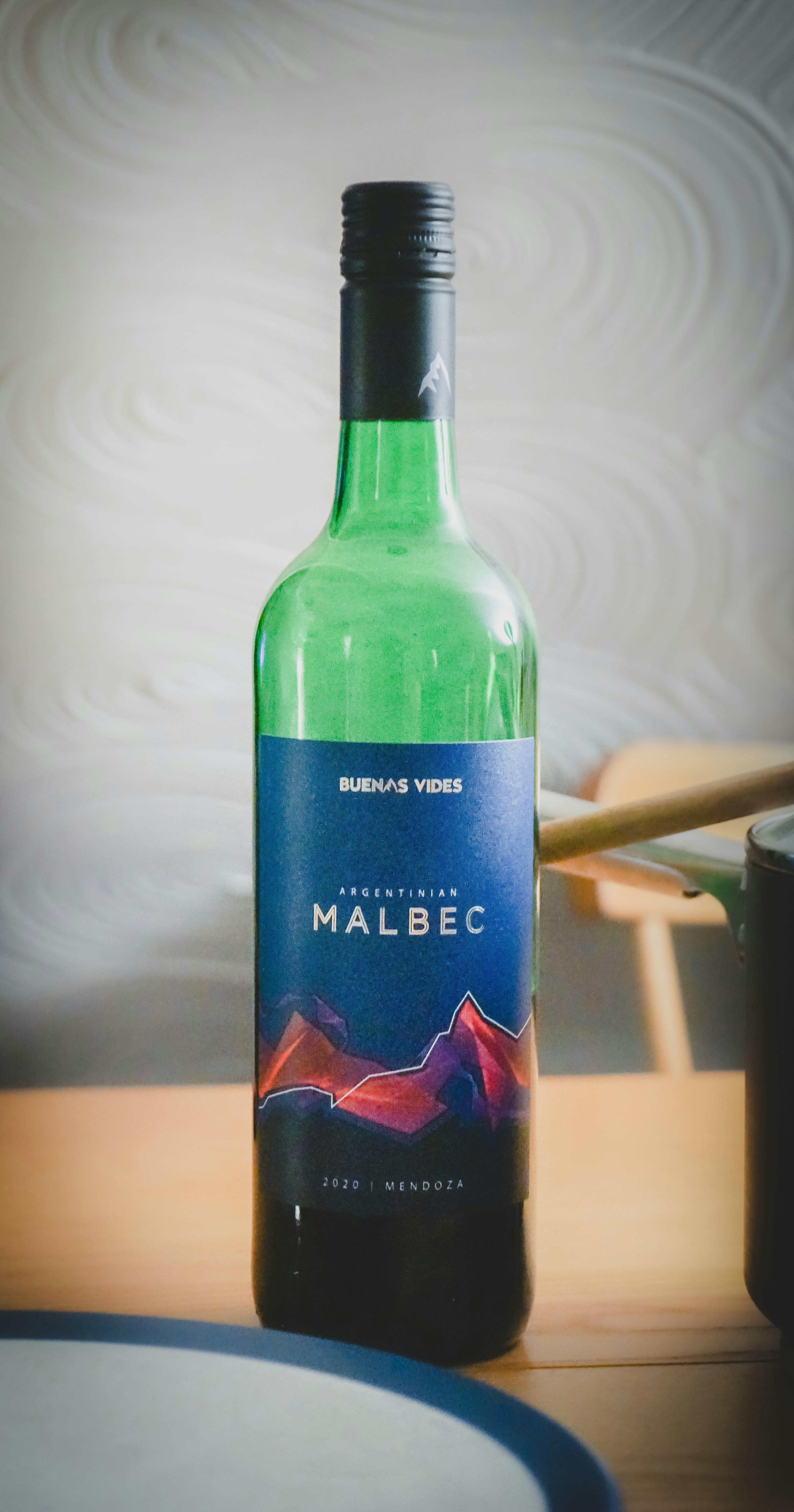 Blue-Mountain Malbec: still-life glow on a wooden table