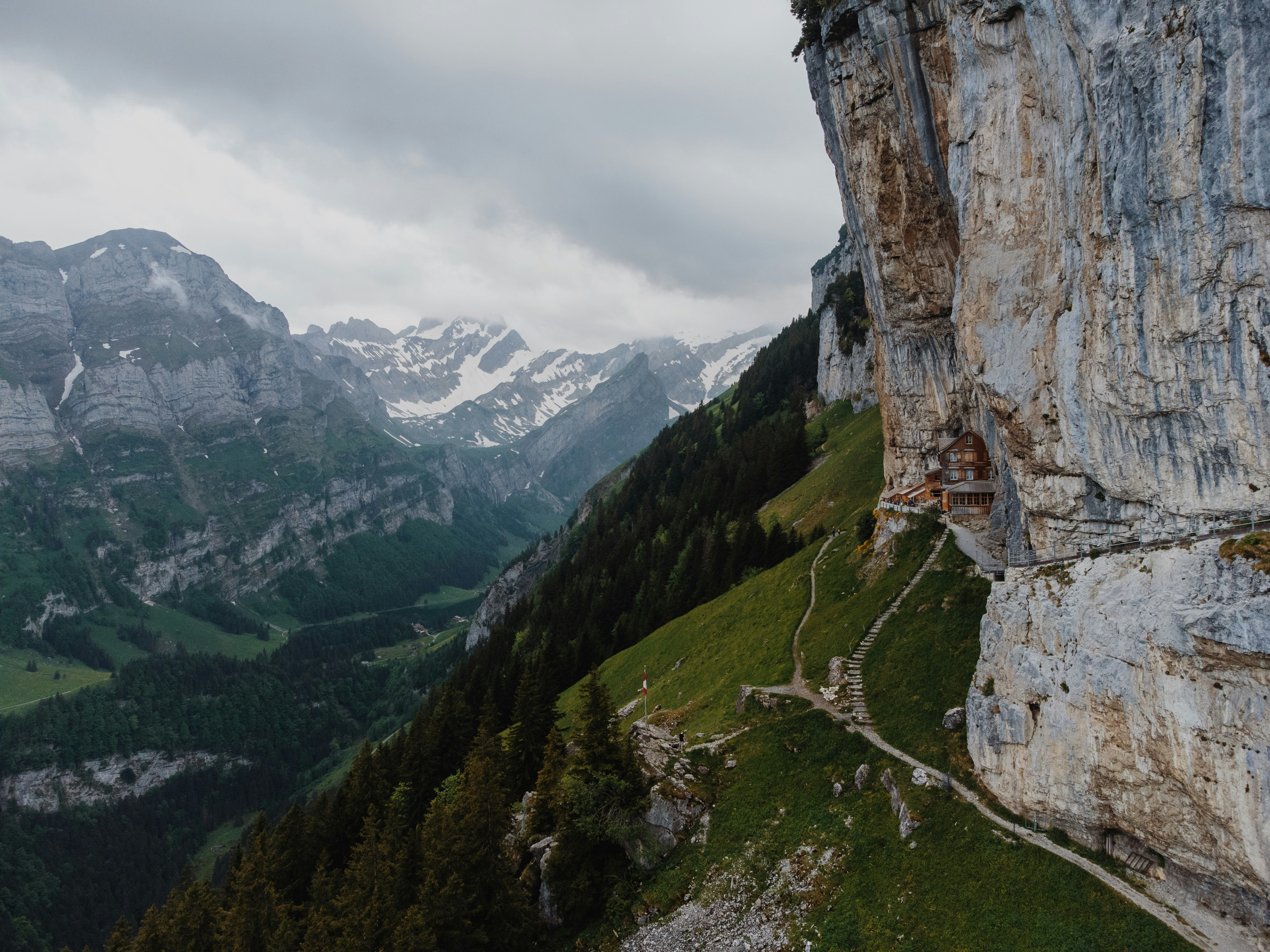 Un flanc de montagne avec une route et une vallée en contrebas photo ...