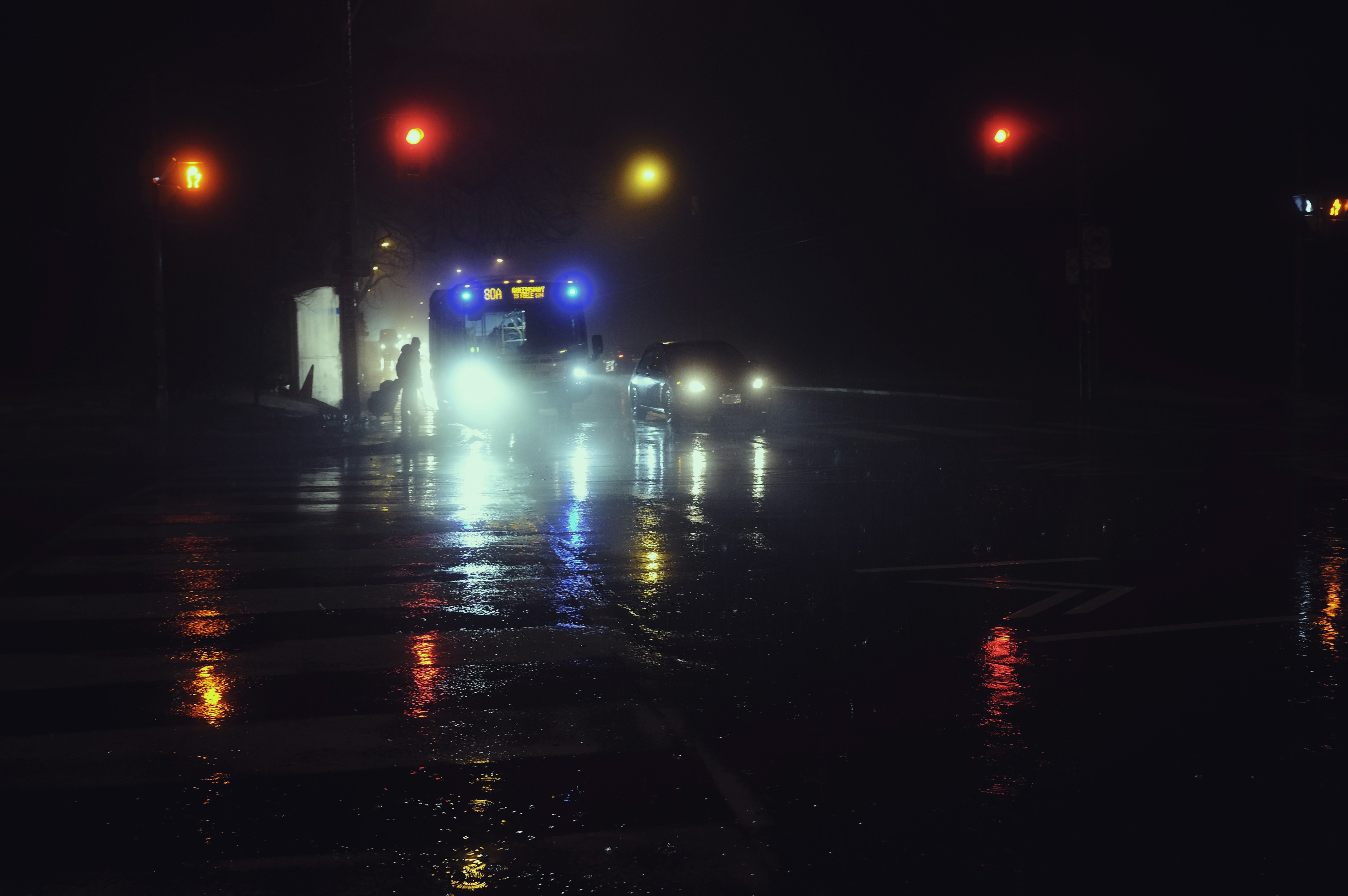 A rainy street at night photo – Free Canada Image on Unsplash