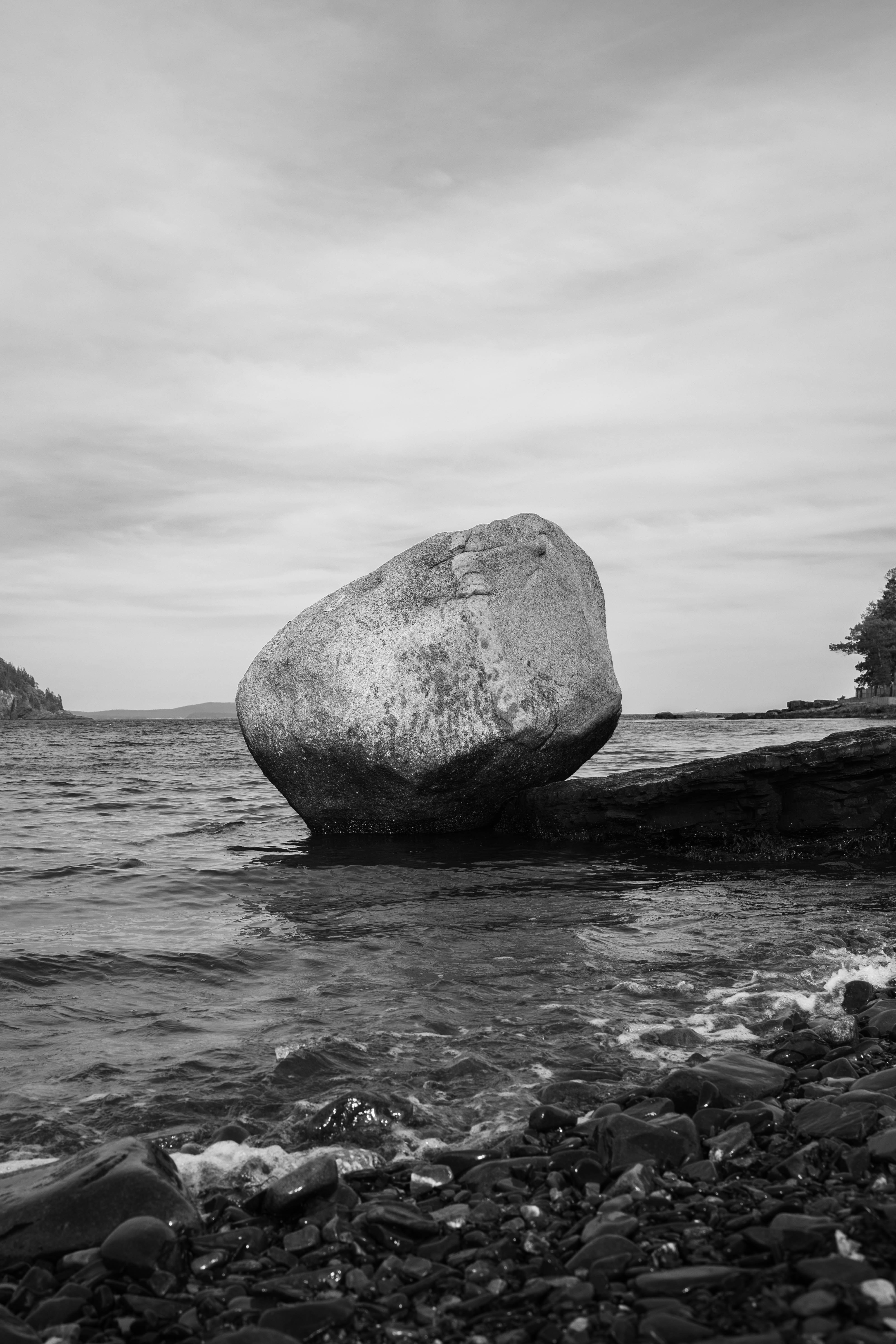 Un gros rocher dans l’eau photo – Photo Gris Gratuite sur Unsplash