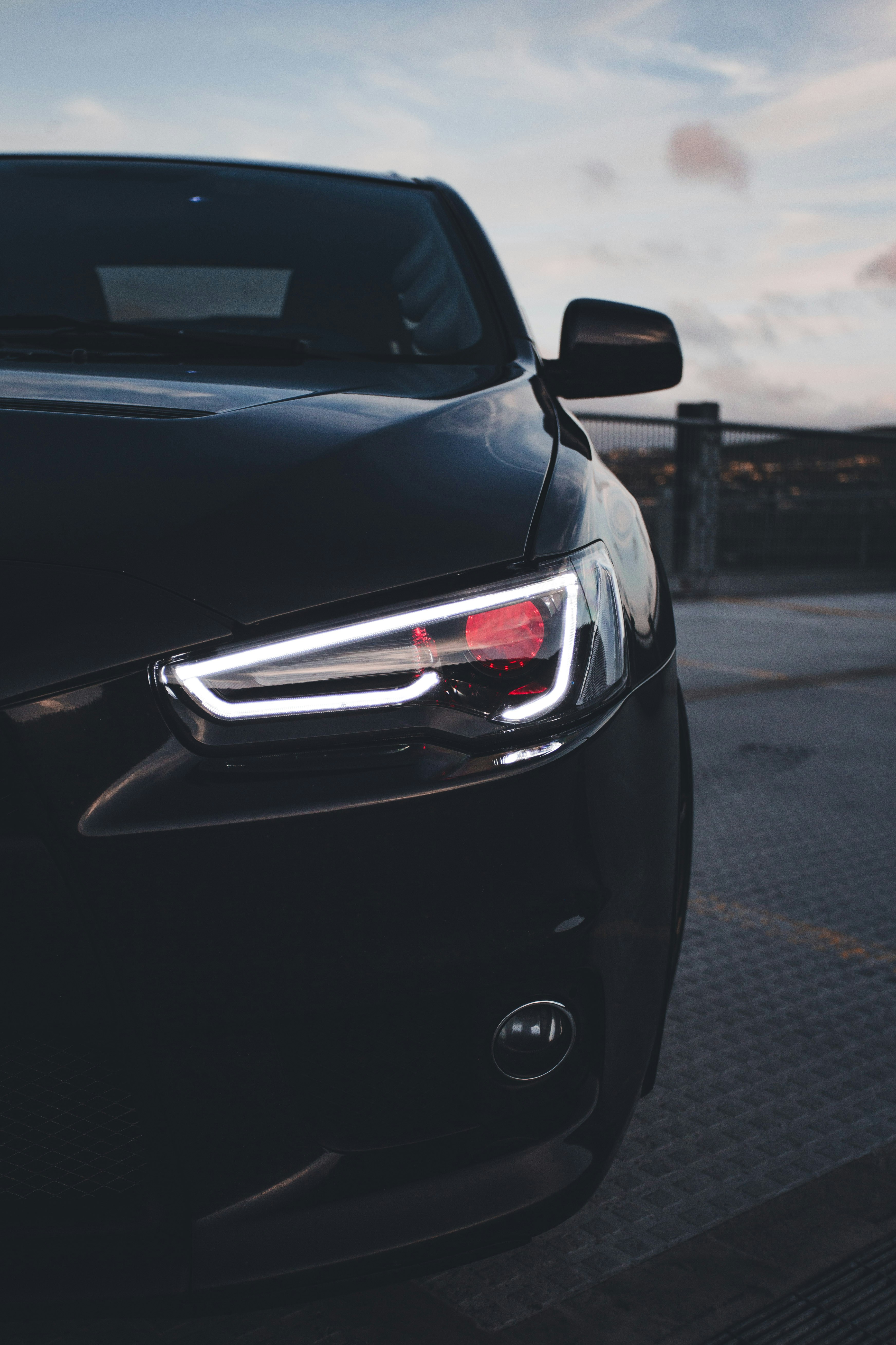 Foto La parte trasera de un coche negro – Imagen Gris gratis en Unsplash