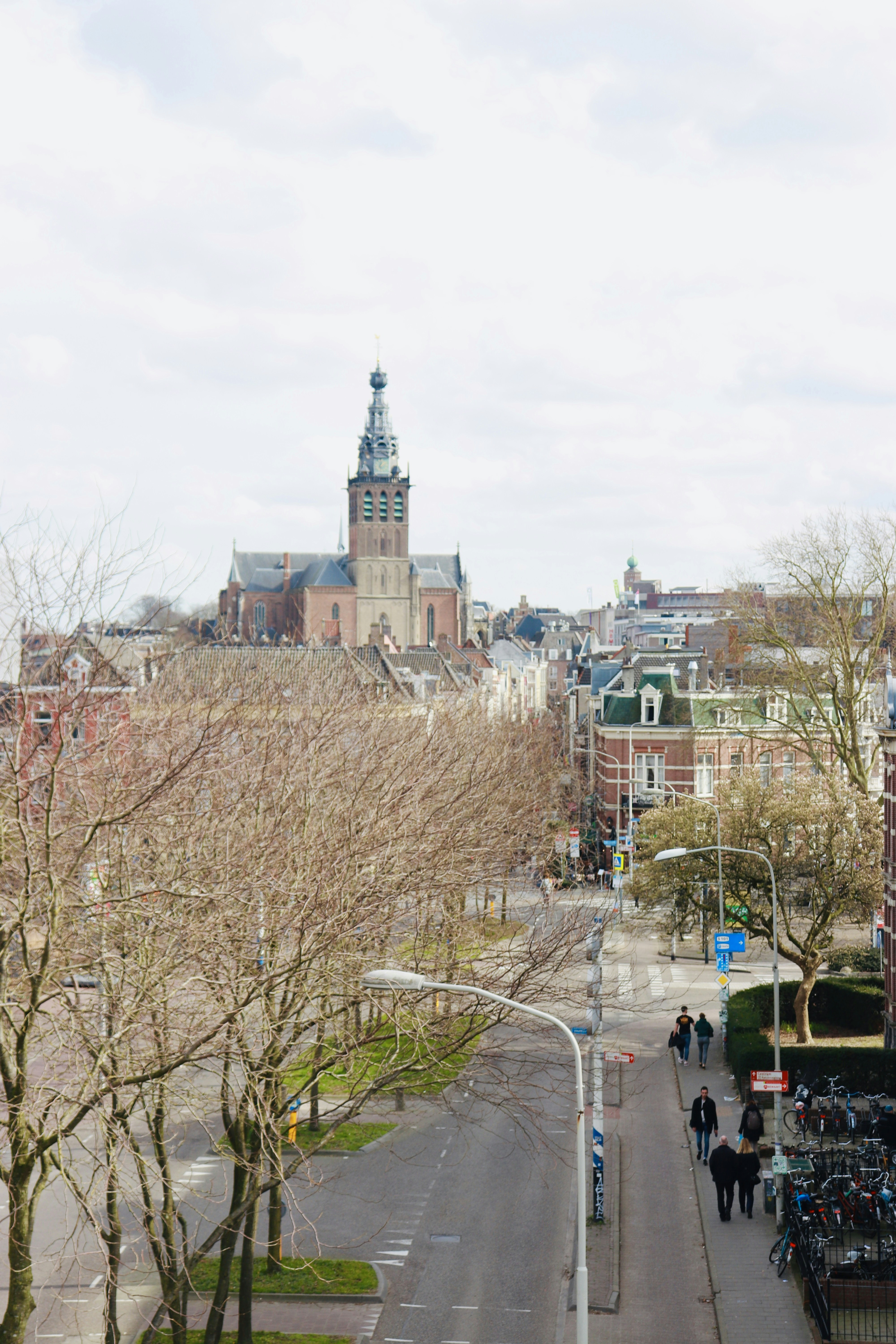 Un groupe de personnes marchant sur un trottoir devant un immeuble ...