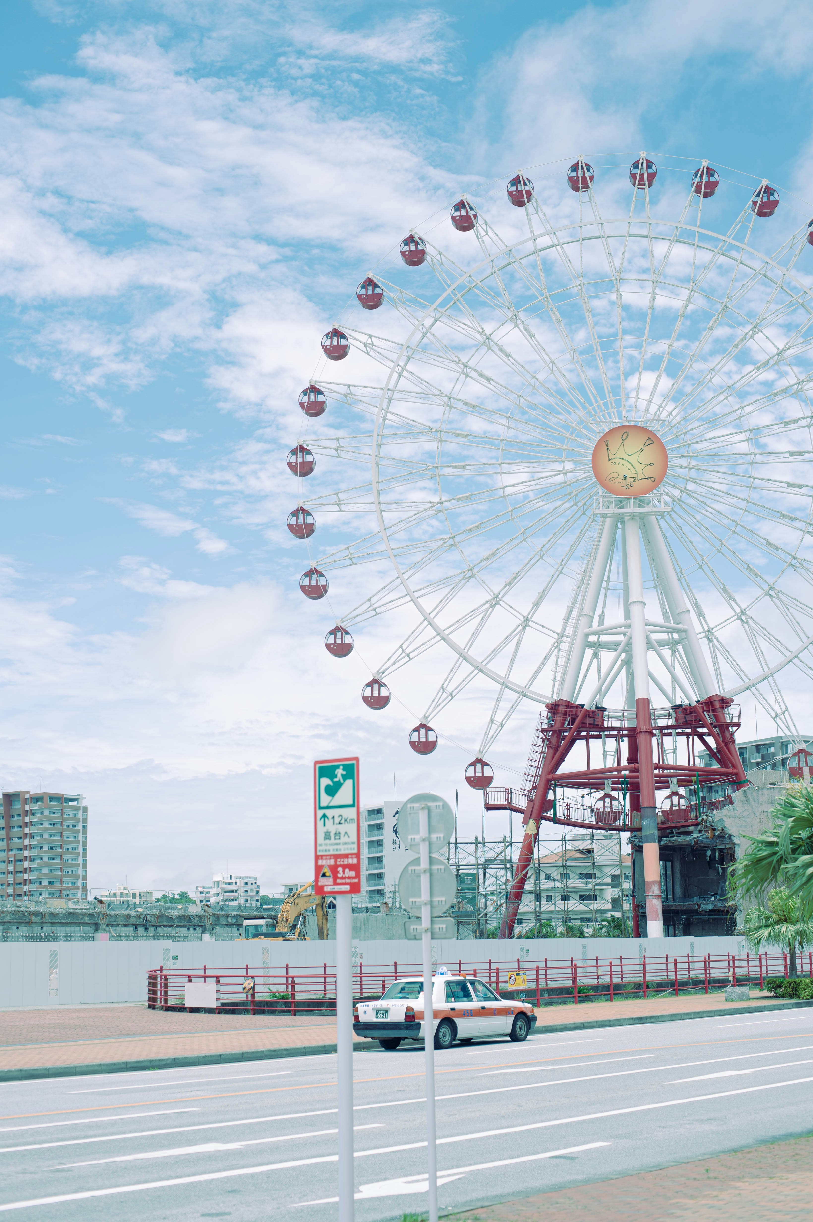 A ferris wheel with a car driving by photo – Free Mihama Image on Unsplash