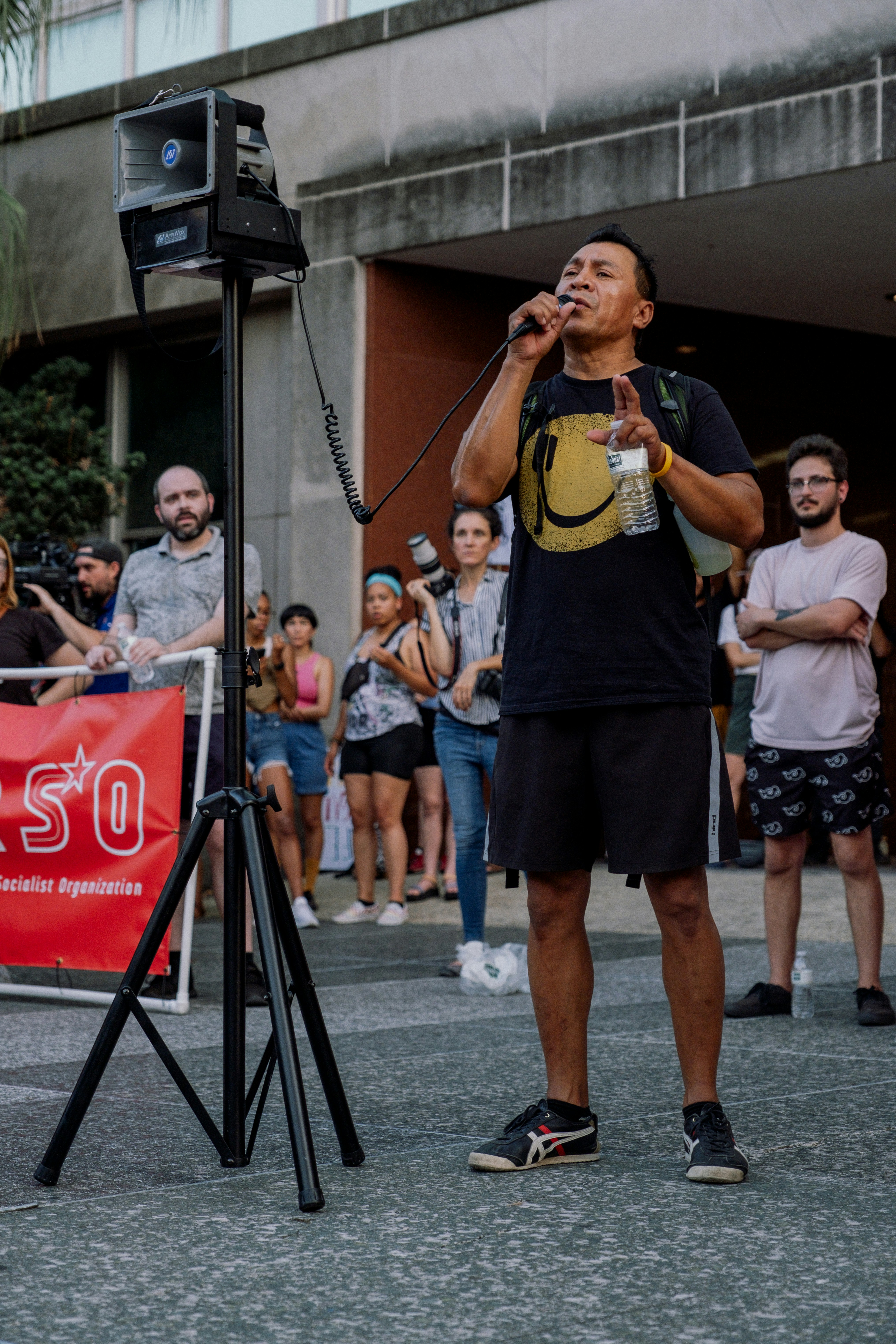 A person singing into a microphone photo – Free Human Image on Unsplash
