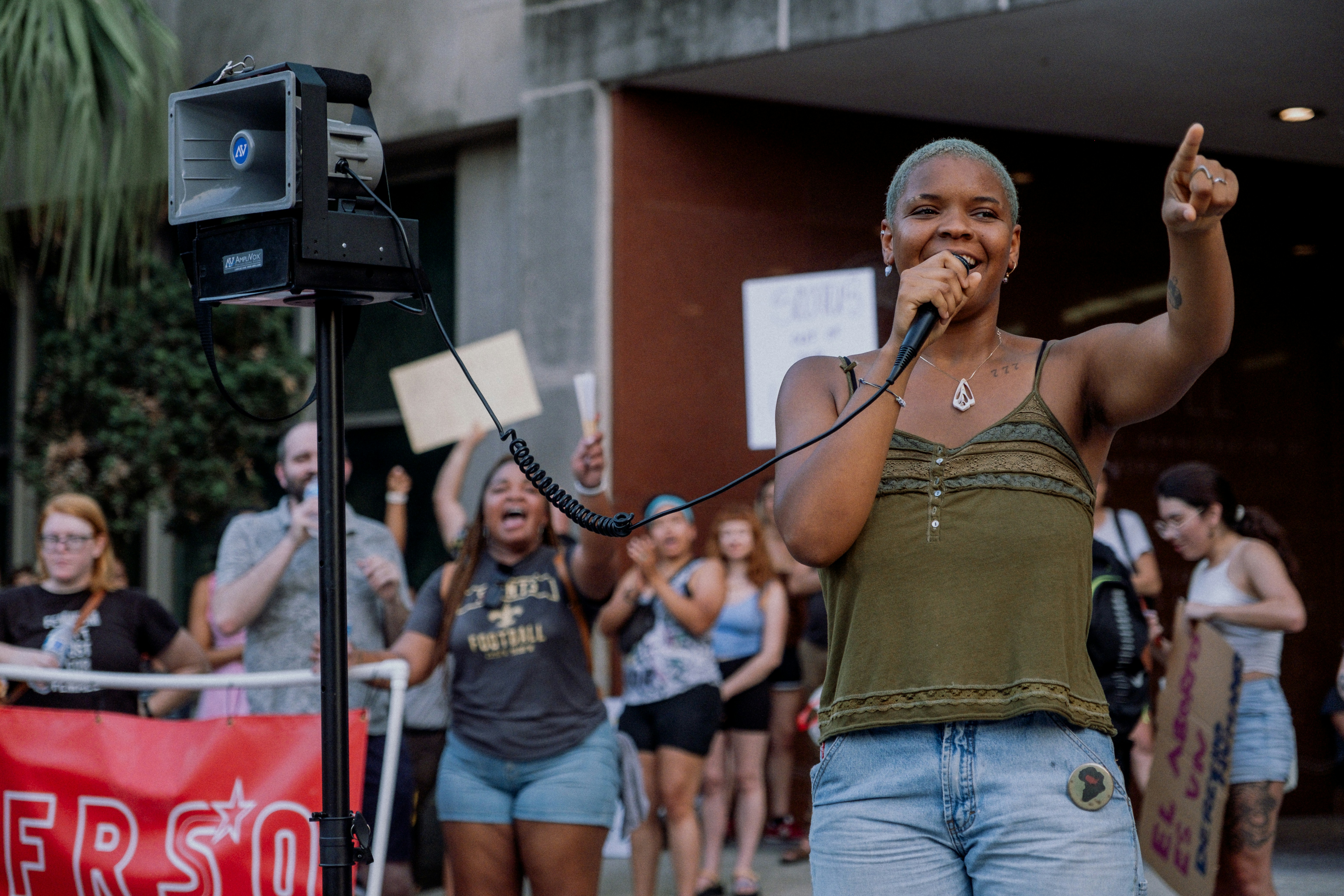 A person singing into a microphone photo – Free Human Image on Unsplash