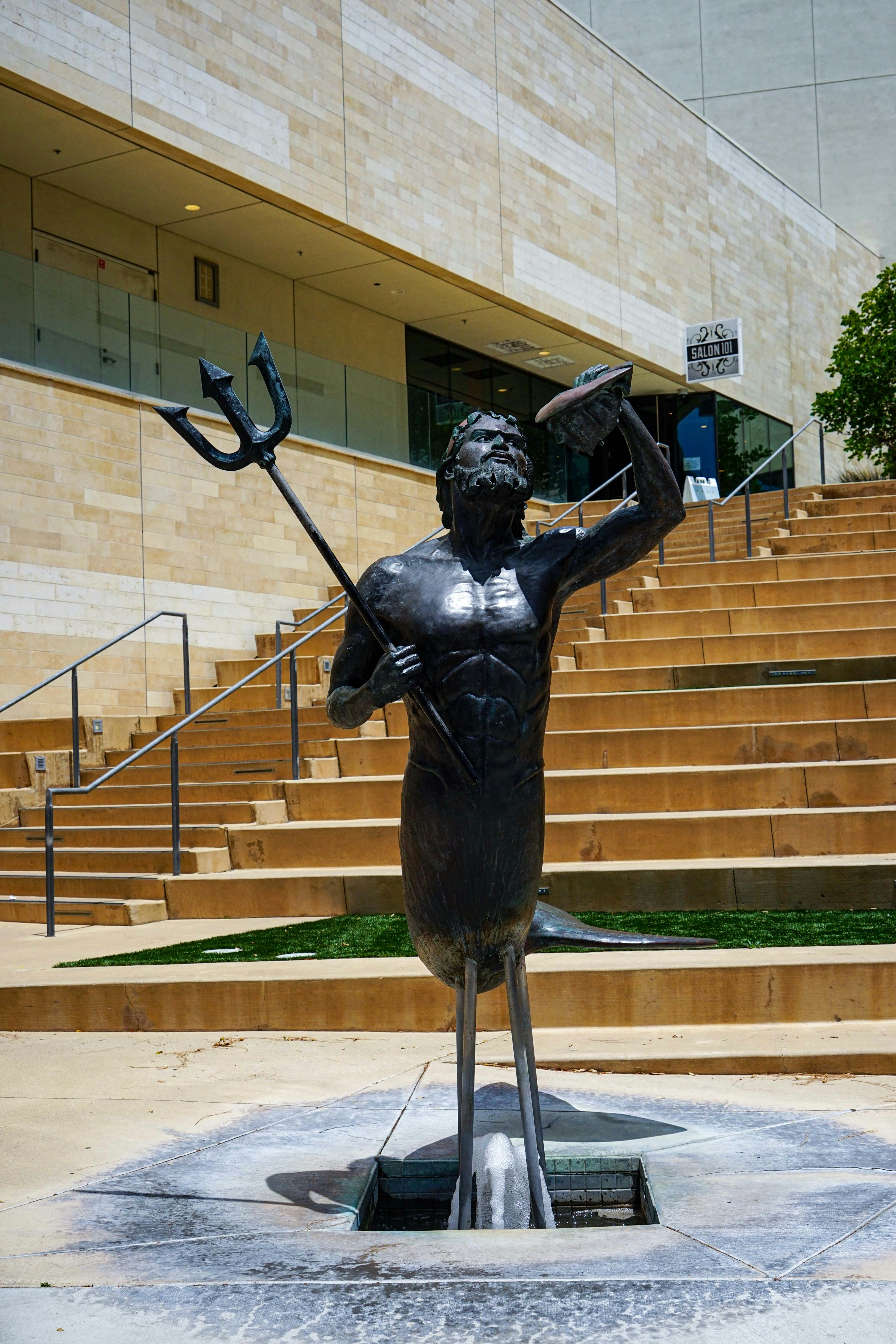 Une statue d’une personne tenant une épée photo – Photo Ucsd Gratuite ...
