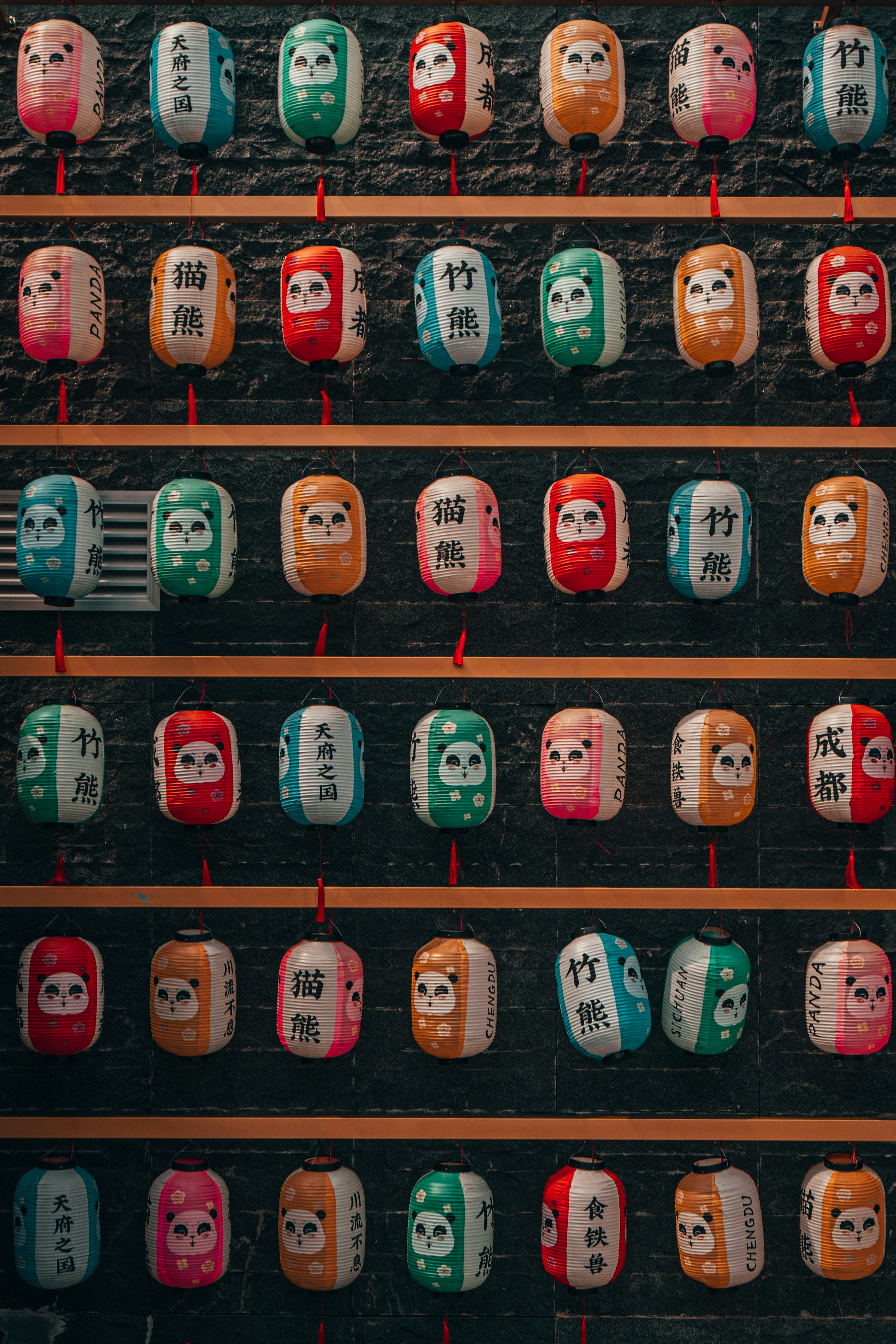 Un tas d’objets différents qui sont exposés photo – Photo Vêtements ...