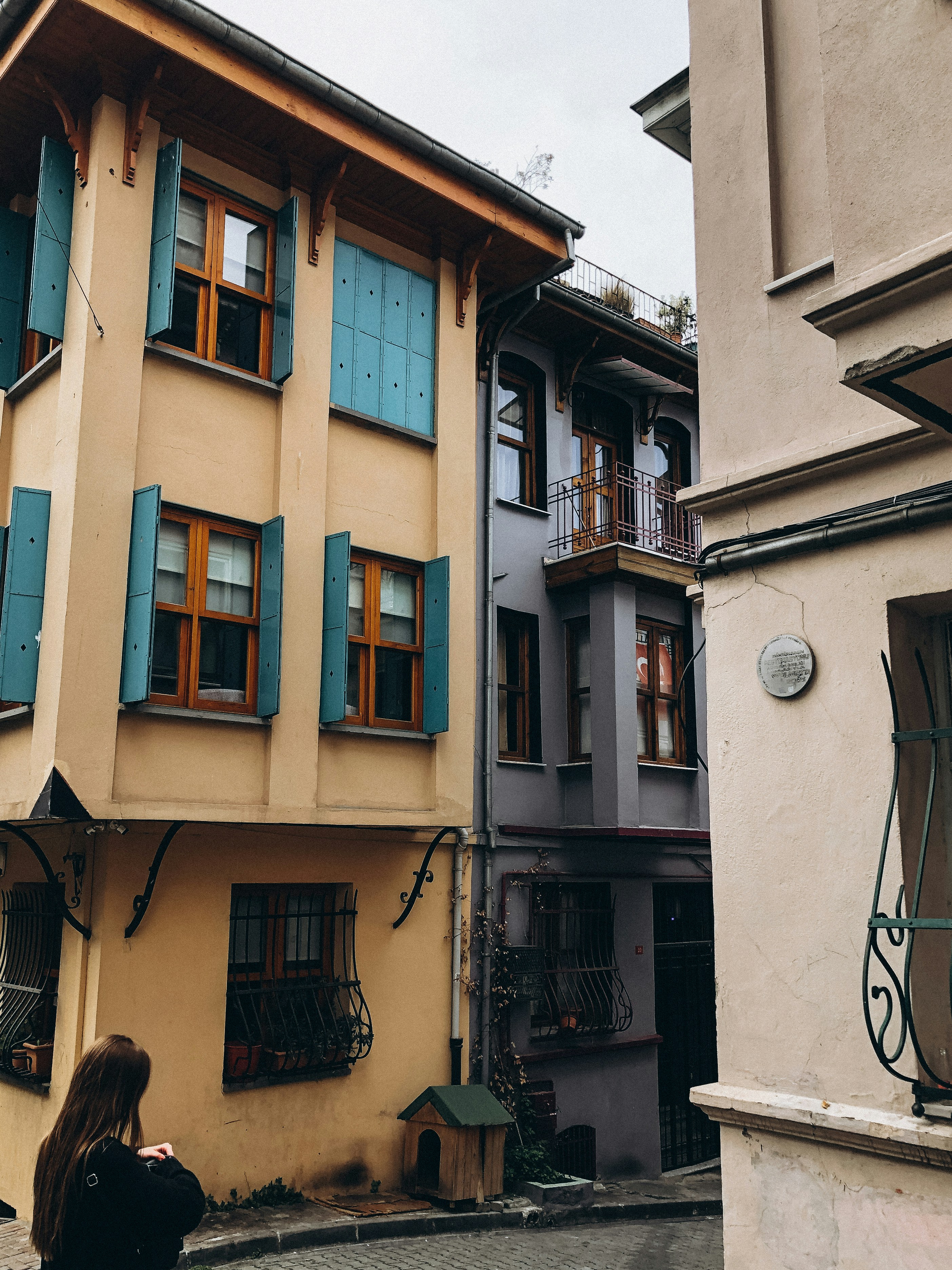 A person looking at a building photo – Free City Image on Unsplash