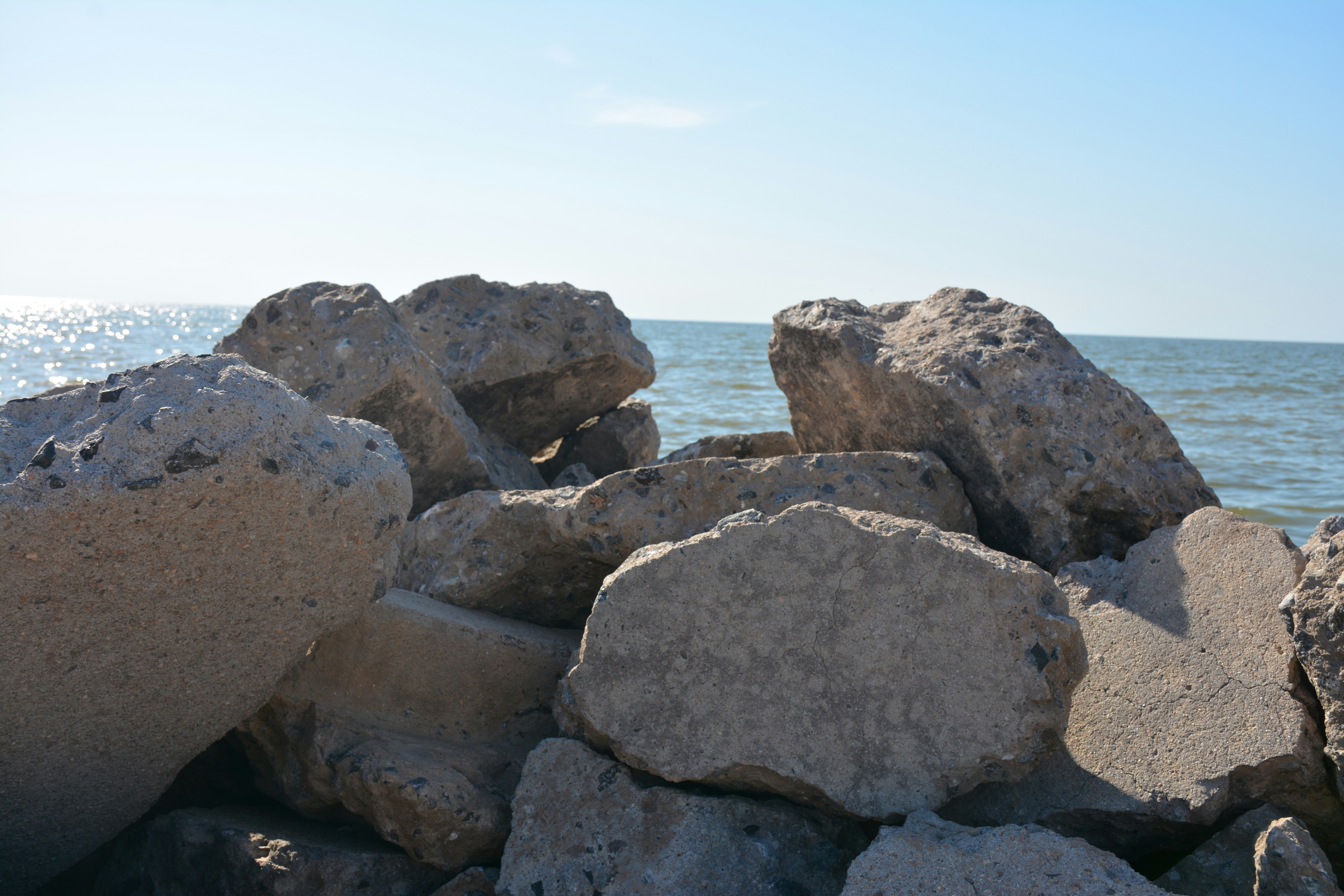 A group of rocks by the water photo – Free Argentina Image on Unsplash