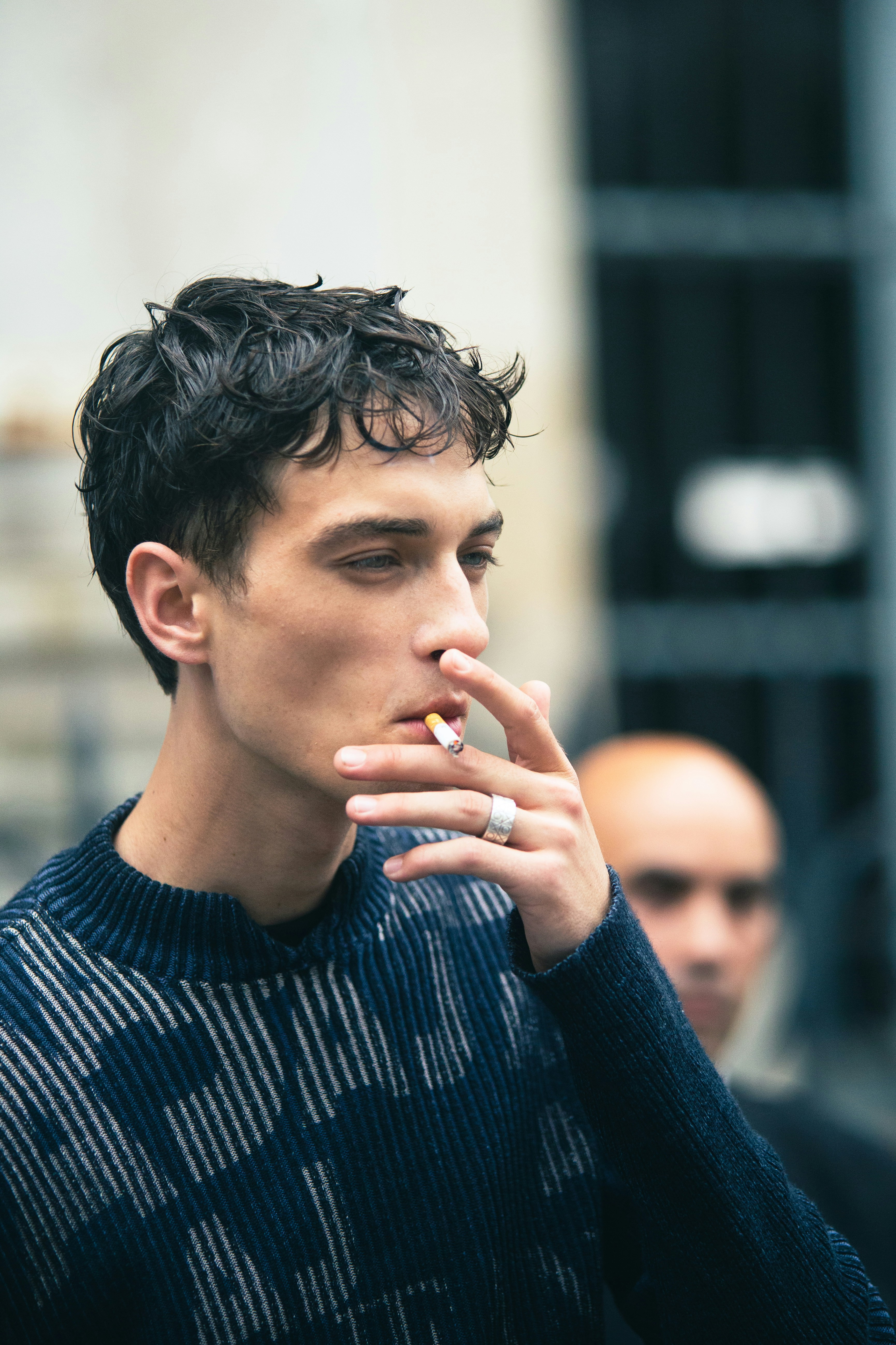 Un homme fumant une cigarette photo – Photo Paris Gratuite sur Unsplash